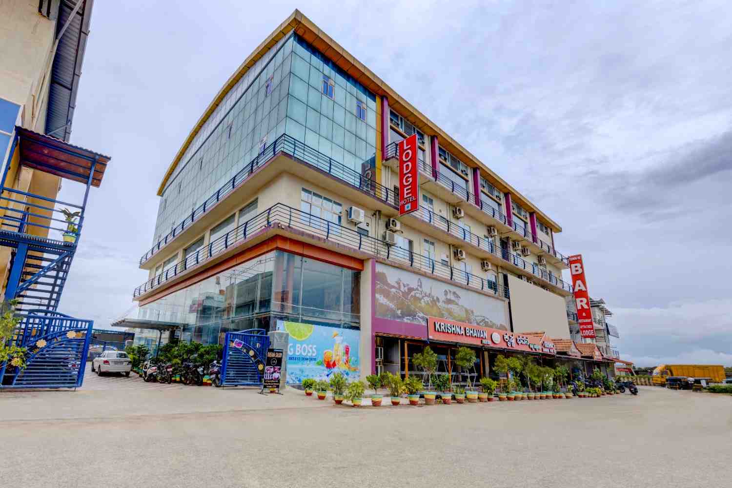 IROOMZ Eco - HOTEL BIG BOSS 𝗕𝗢𝗢𝗞 Chitradurga Hotel