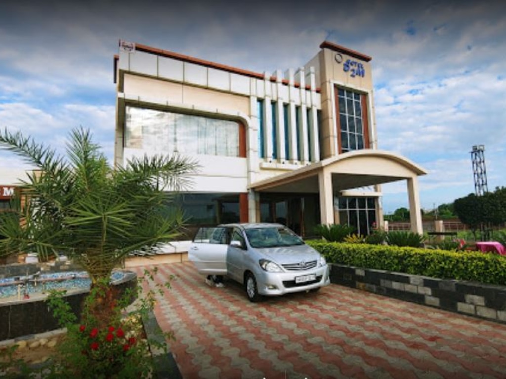 Hotel D2M 𝗕𝗢𝗢𝗞 Mansa, Punjab Hotel