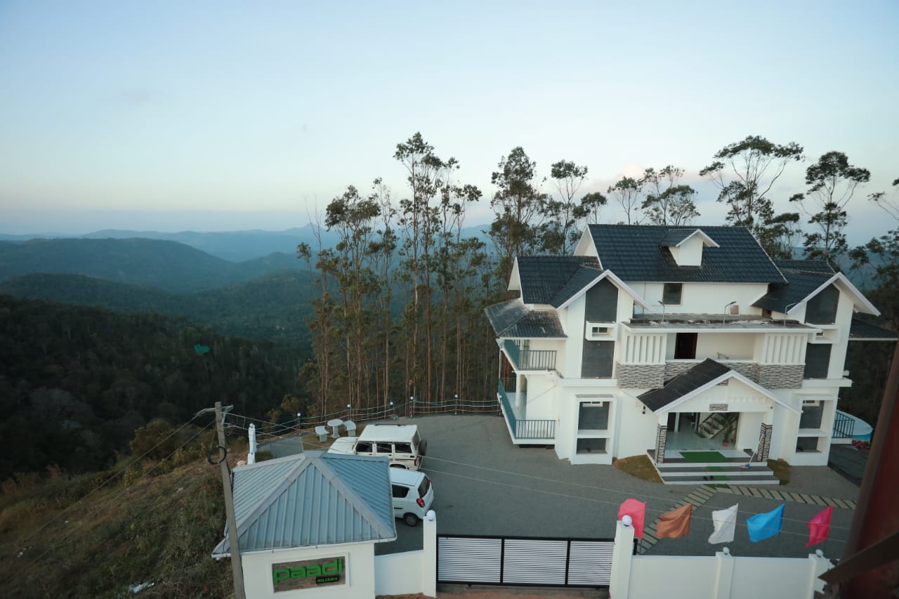 Paadi Holidays 𝗕𝗢𝗢𝗞 Kattappana Hotel