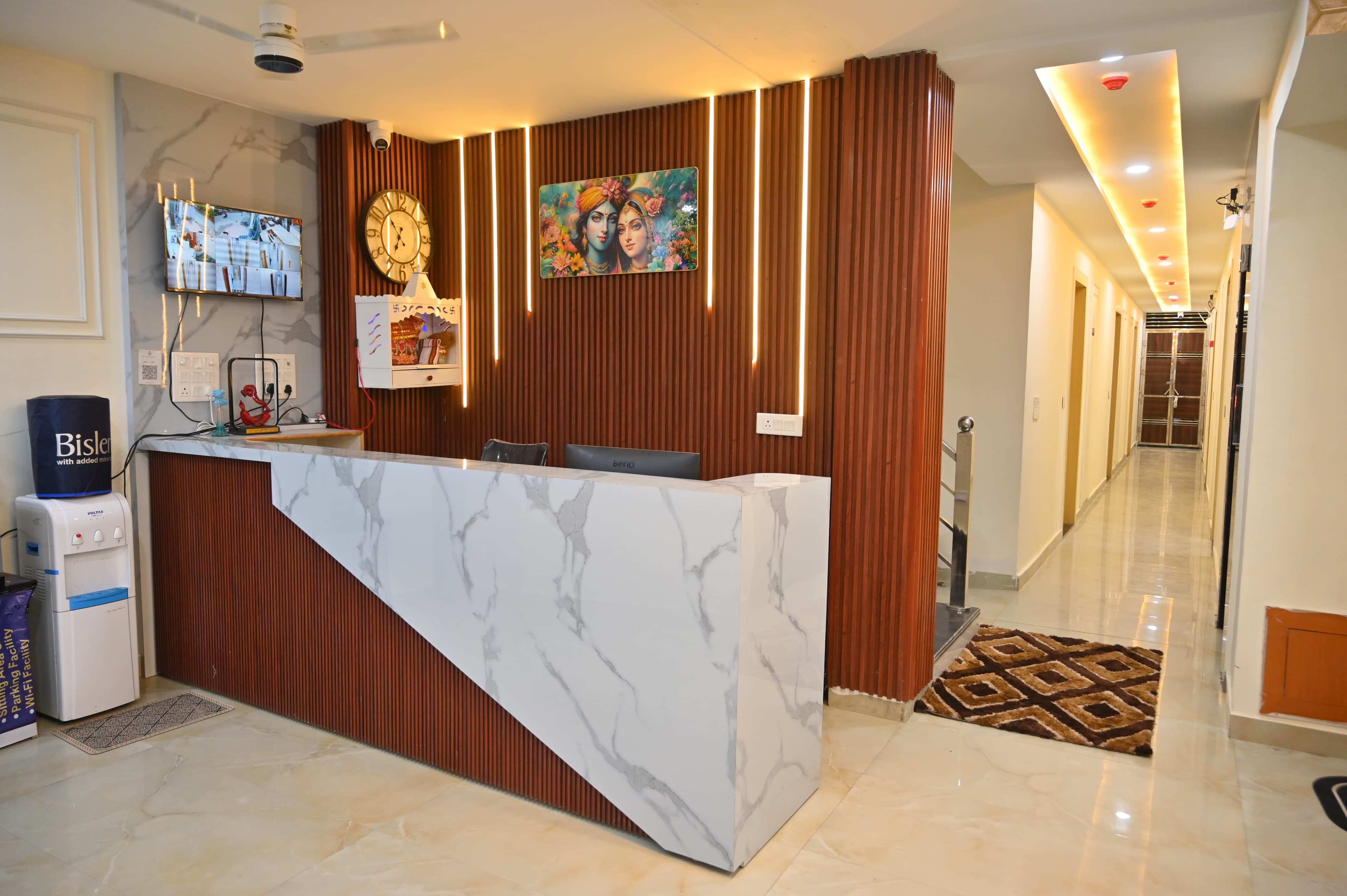 Hotel Divine Elegance 𝗕𝗢𝗢𝗞 Vrindavan Hotel