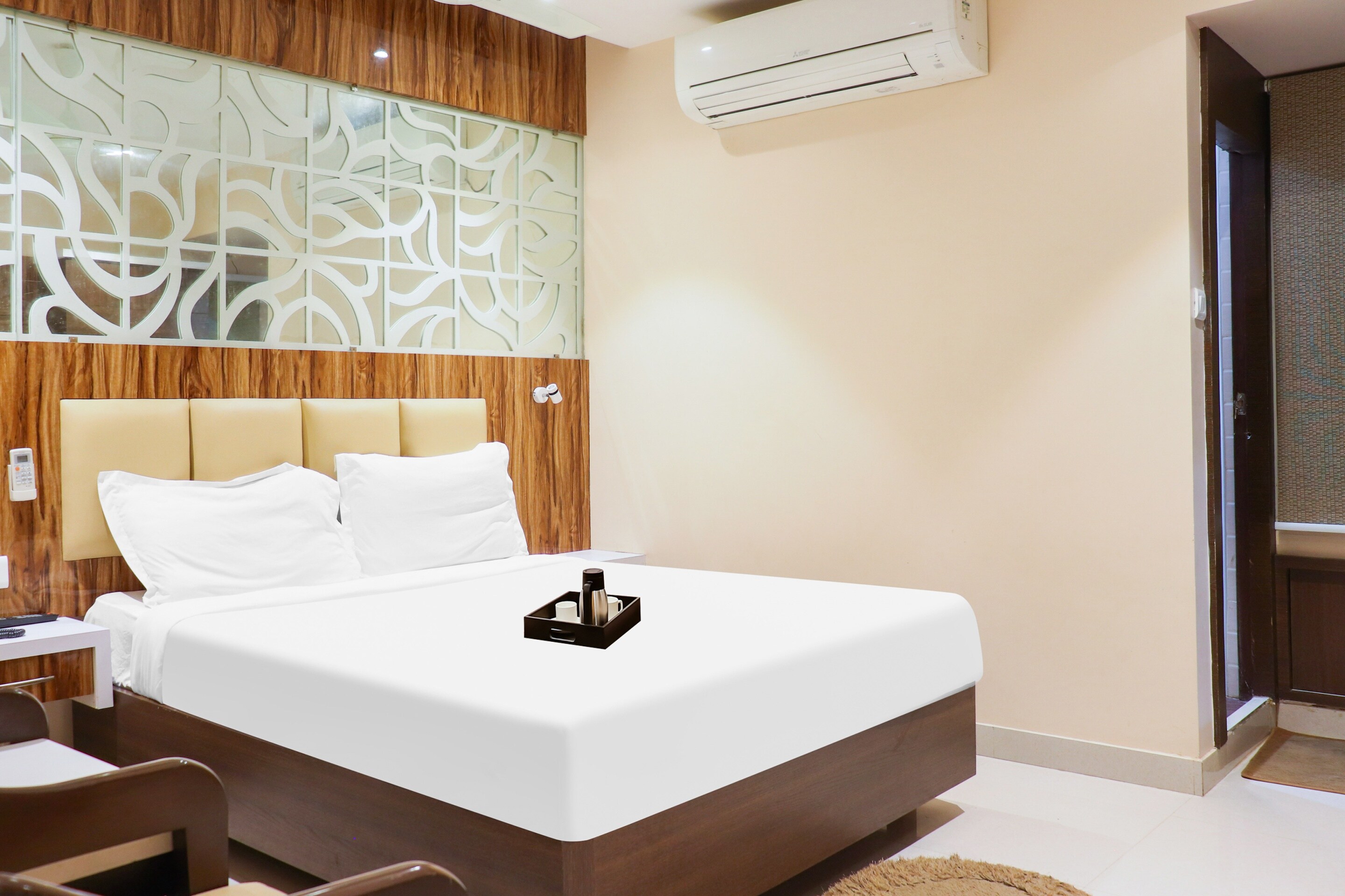 Hotel Vihari HoVii 𝗕𝗢𝗢𝗞 Eluru Hotel