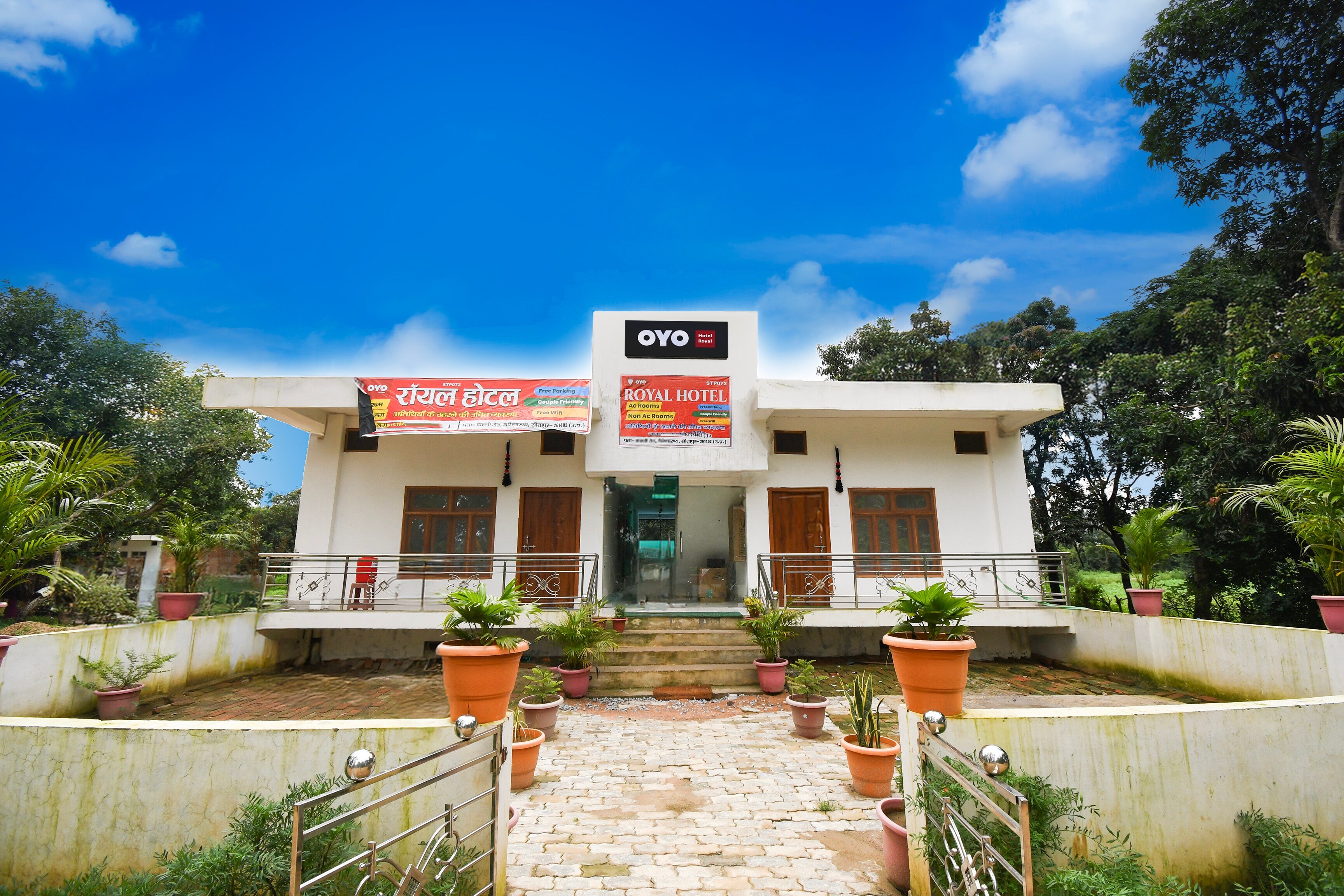 SPOT ON by OYO Royal Hotel 𝗕𝗢𝗢𝗞 Misrikh Hotel