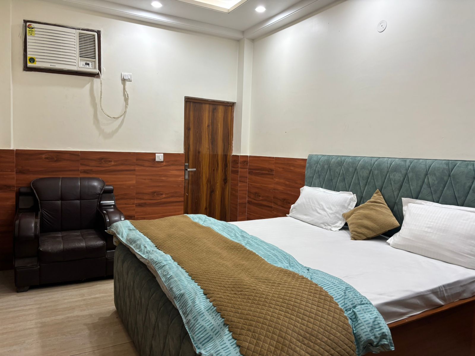 Hotel Roop Mahal @Neb Sarai 𝗕𝗢𝗢𝗞 Delhi Hotel