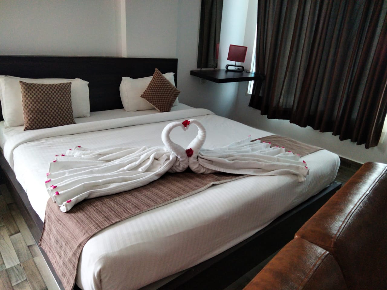 Hotel Peacock Pride 𝗕𝗢𝗢𝗞 Karimnagar Hotel