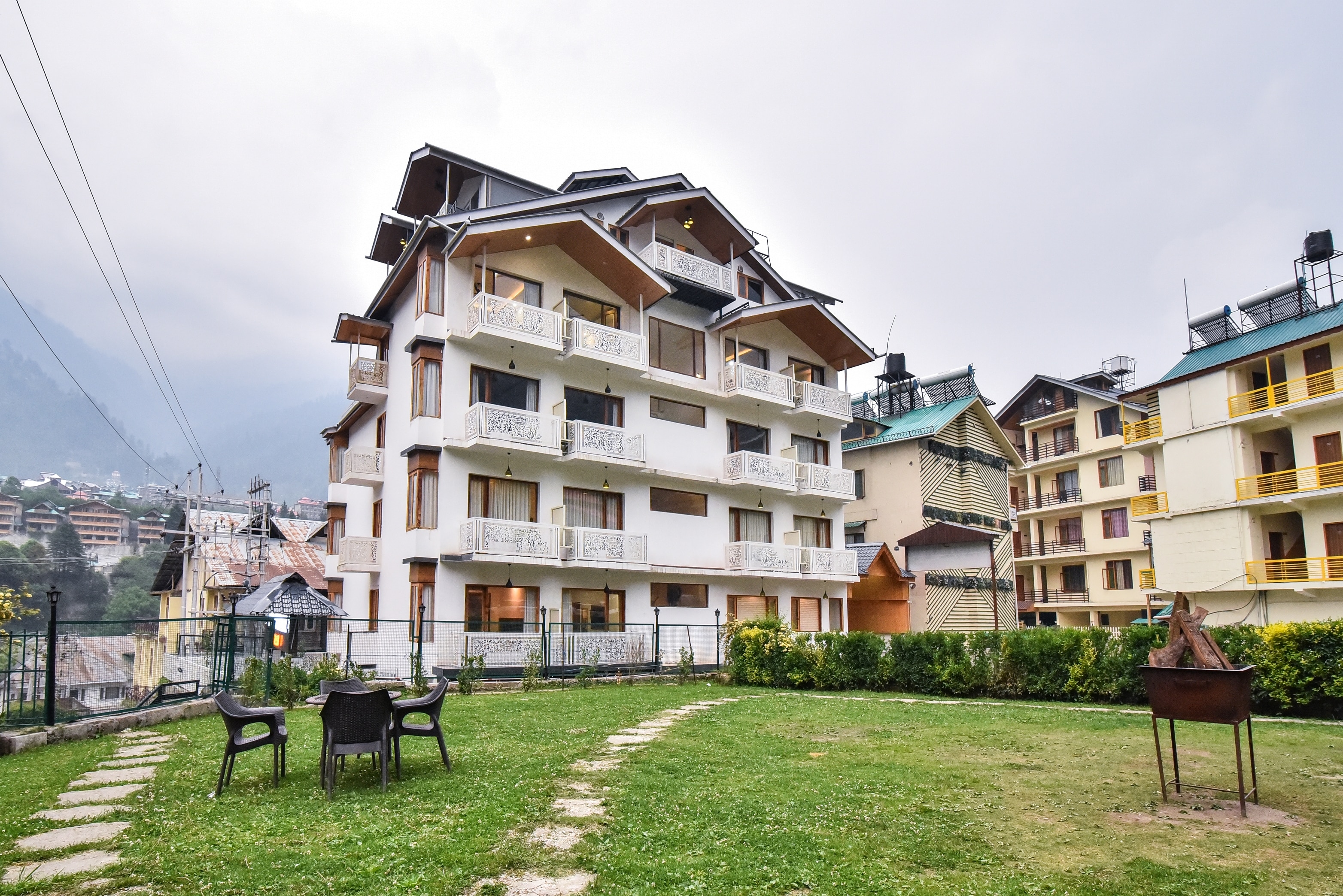 Hotel Snow White Regency 𝗕𝗢𝗢𝗞 Manali Hotel