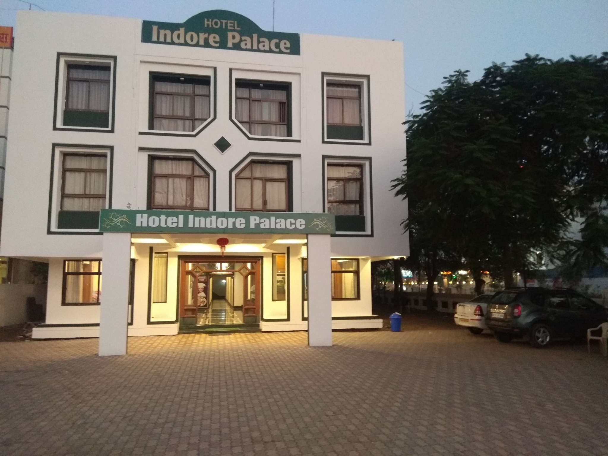 Hotel Indore Palace, Feel At Home (Newly Renovated Hotel) 𝗕𝗢𝗢𝗞 Shirdi Hotel