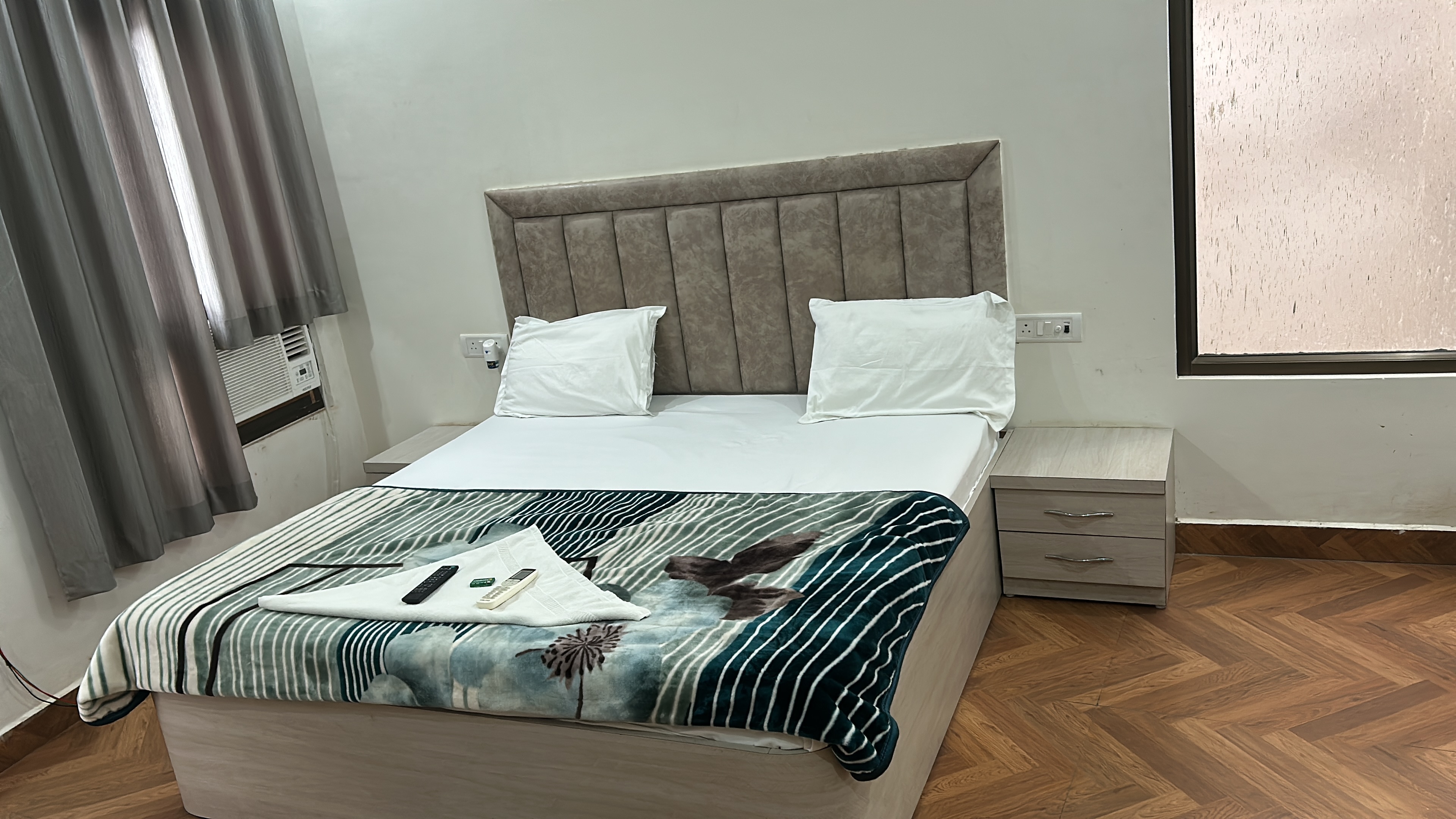 Nihaal Palace Stay Ayodhya 𝗕𝗢𝗢𝗞 Ayodhya Homestay