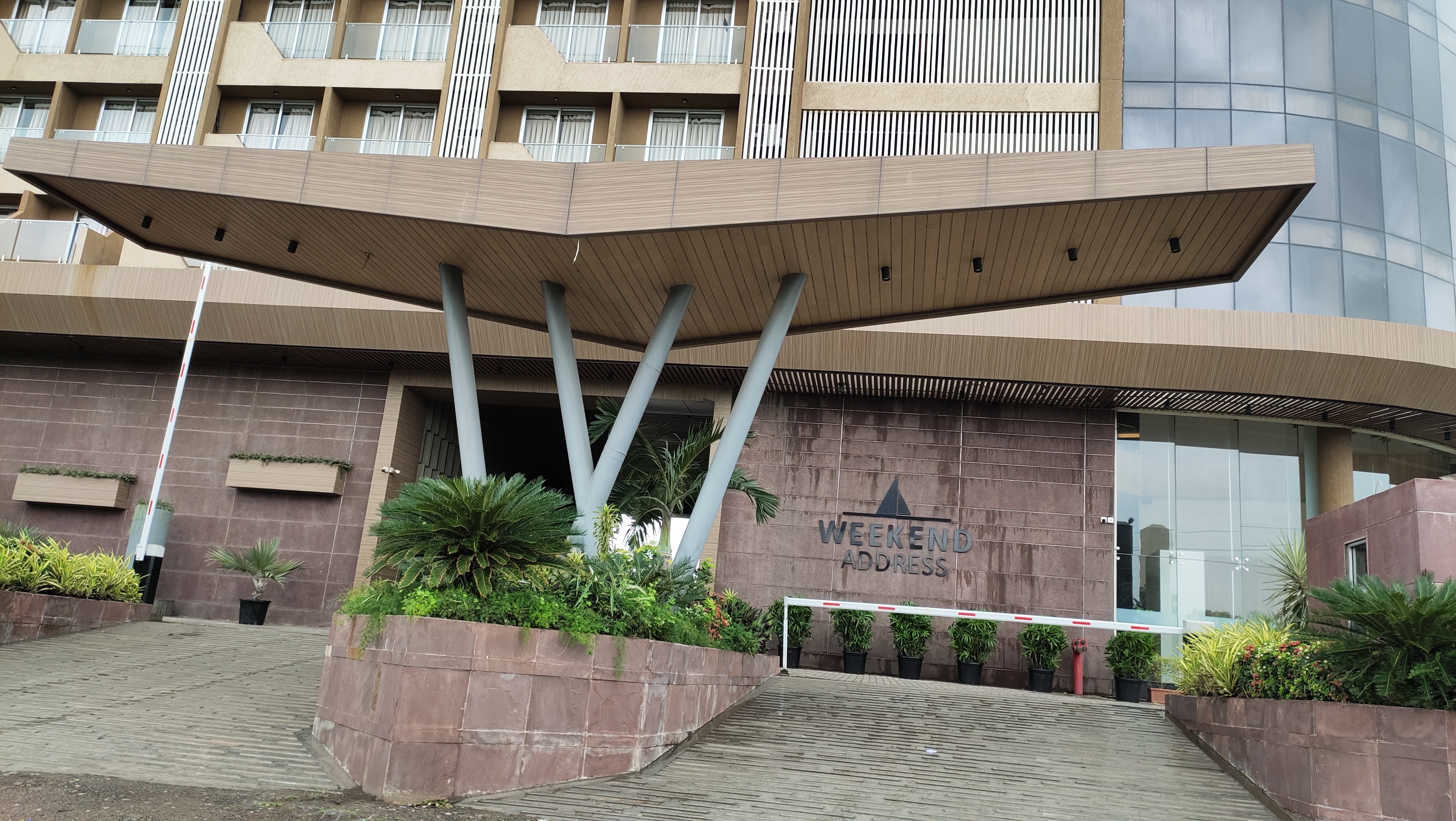 Studio Homes 𝗕𝗢𝗢𝗞 Surat Hotel