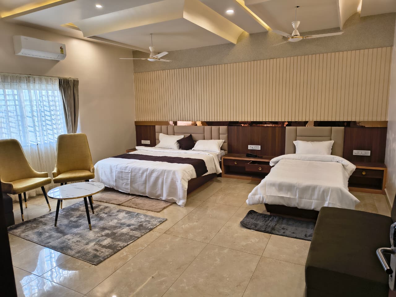 Hotel Katare Palace 𝗕𝗢𝗢𝗞 Bichhiya Hotel