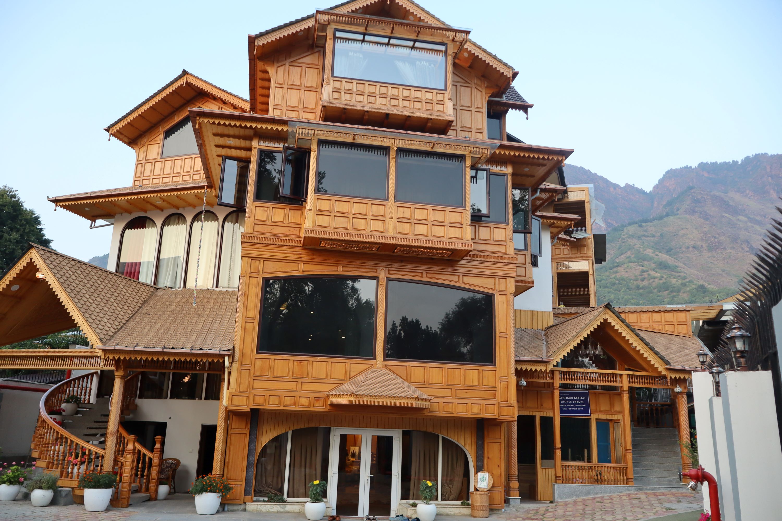 Kashmir Mahal Resorts by Dal Lake 𝗕𝗢𝗢𝗞 Srinagar Hotel