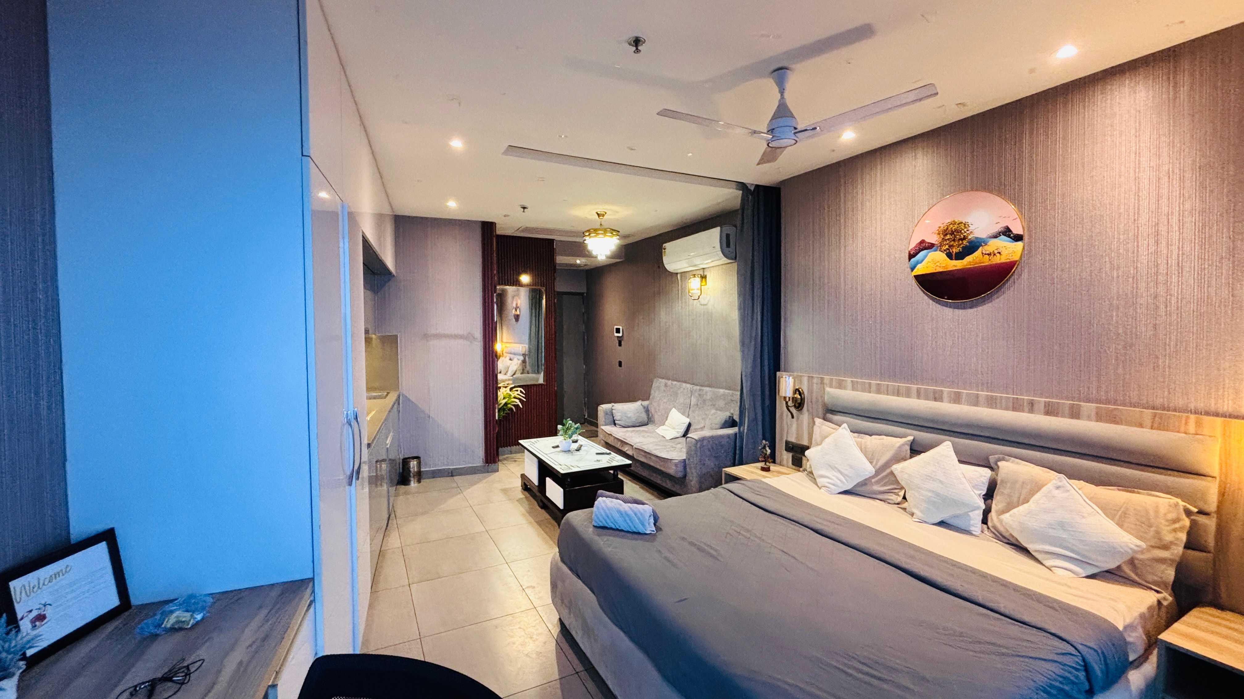 Couple s Escape 43rdFloor Heaven 𝗕𝗢𝗢𝗞 Noida Apartment