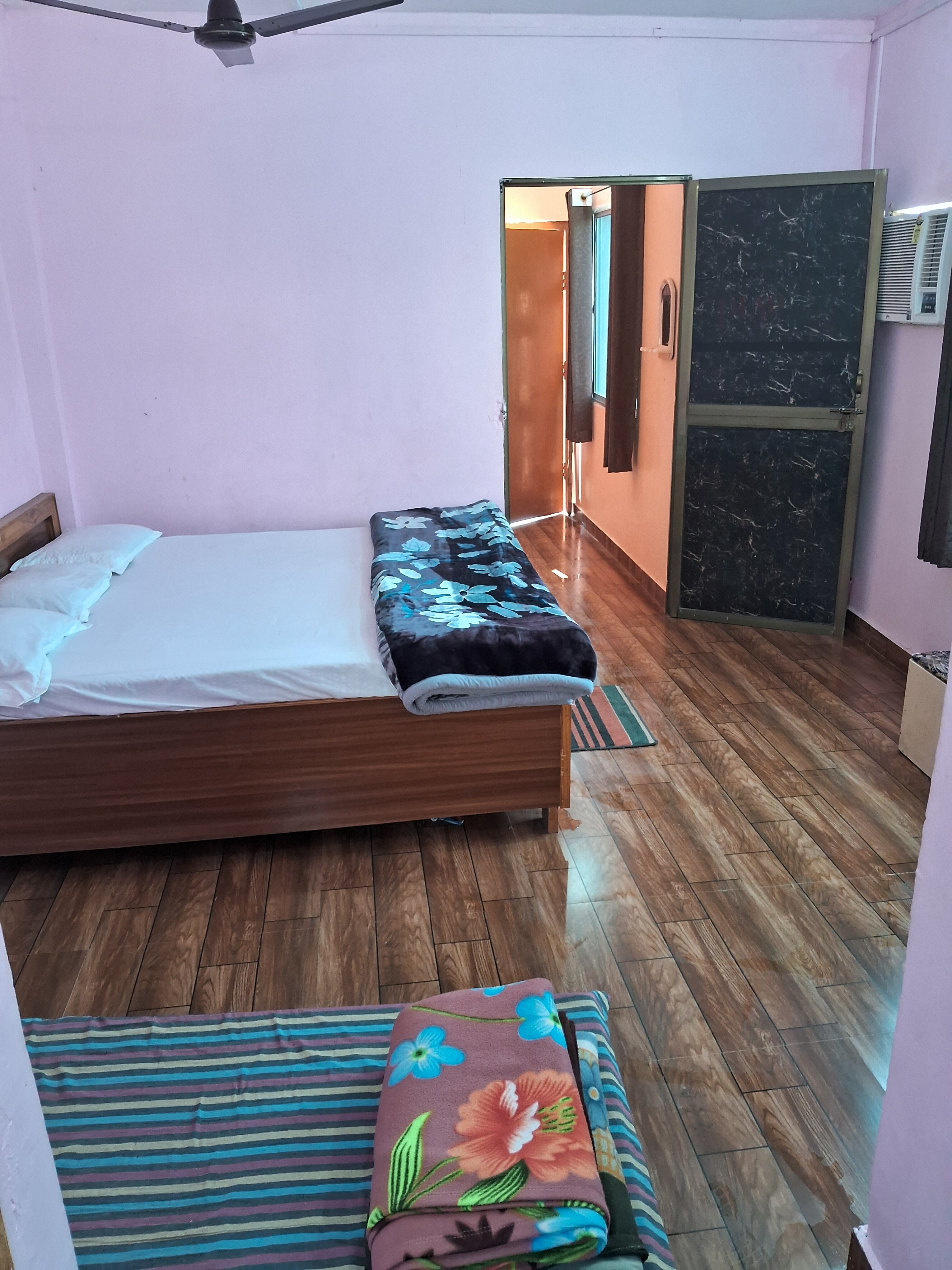 1 BHK Deluxe Room with AC 𝗕𝗢𝗢𝗞 Ayodhya Homestay
