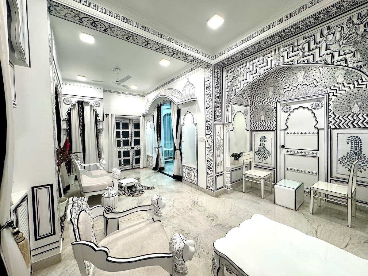 The Prince suite w Patio 2D Lallujiluxe 𝗕𝗢𝗢𝗞 Jaipur Apartment
