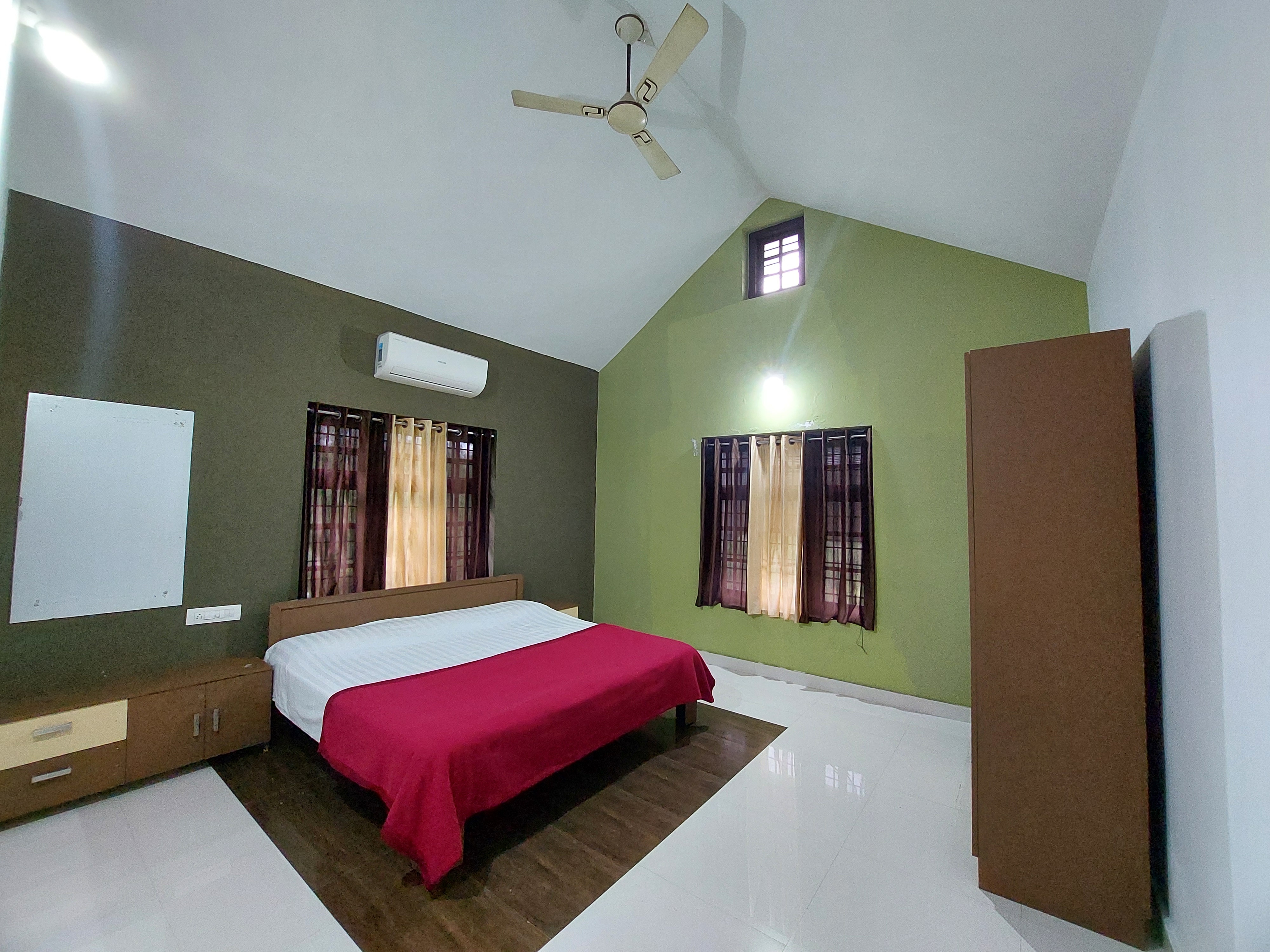 Room with Chembra Peak view 𝗕𝗢𝗢𝗞 Wayanad Homestay