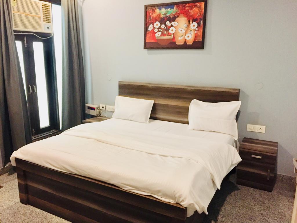 Hotel Friends Stay 𝗕𝗢𝗢𝗞 Gurgaon Hotel