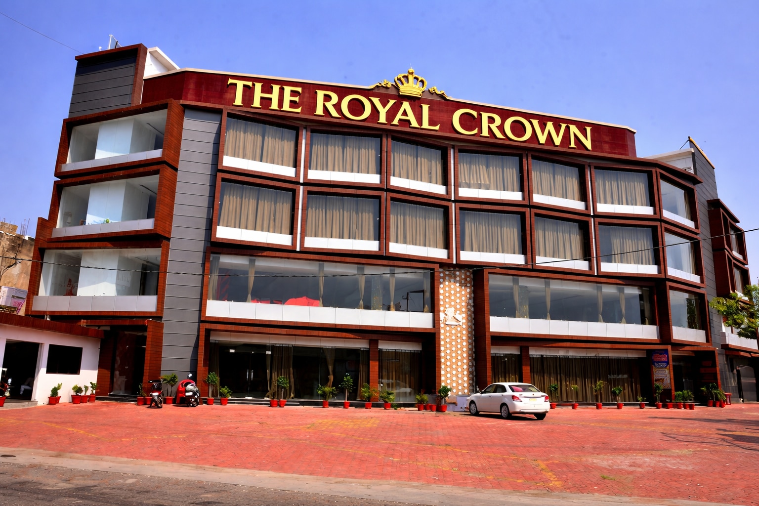 The Royal Crown 𝗕𝗢𝗢𝗞 Raibareilly Hotel