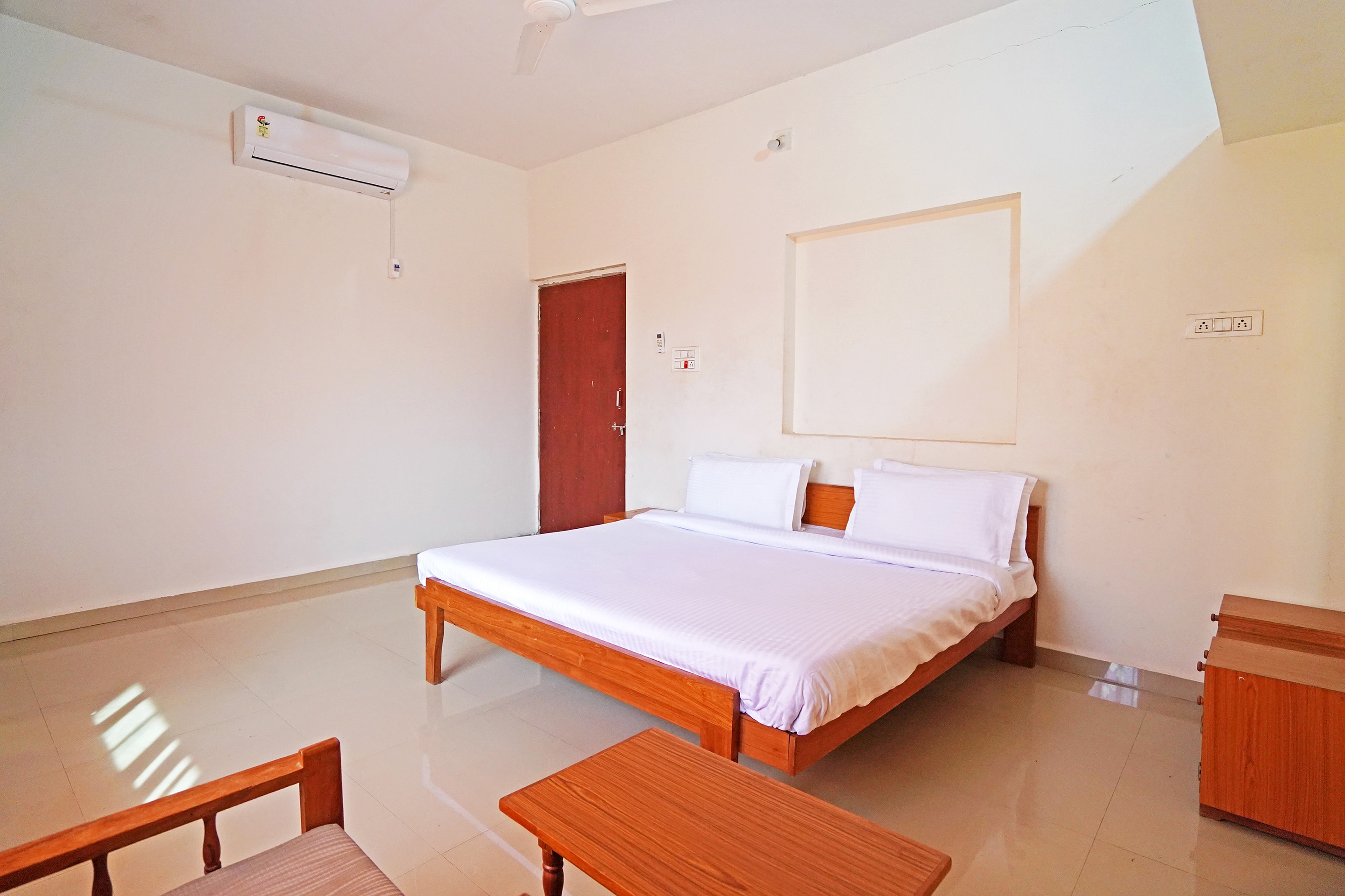 Hotel O Home Mahavir Home Stay 𝗕𝗢𝗢𝗞 Rajpipla ${hd_property_type_token}