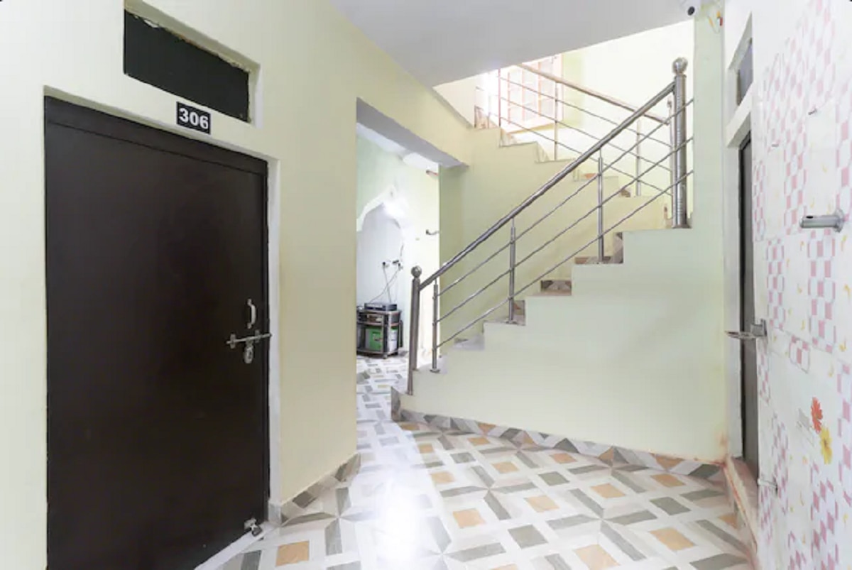 Hotel Tripureshwari 𝗕𝗢𝗢𝗞 Misrikh Hotel