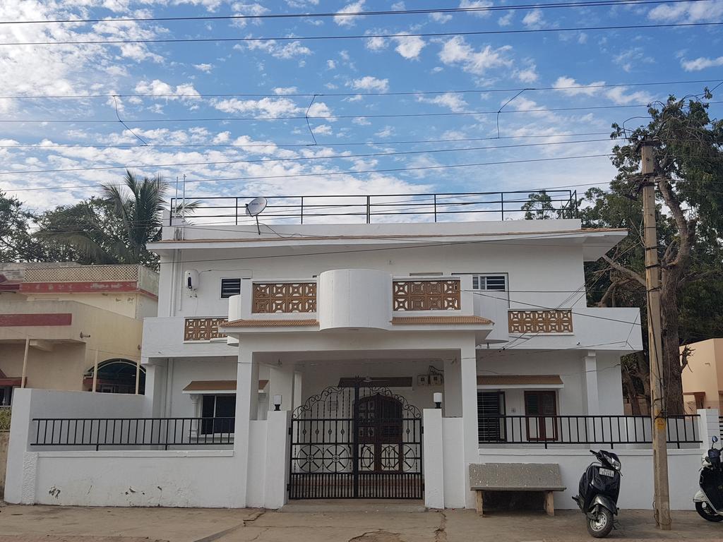 HAPPY HOME 𝗕𝗢𝗢𝗞 Bhuj Villa