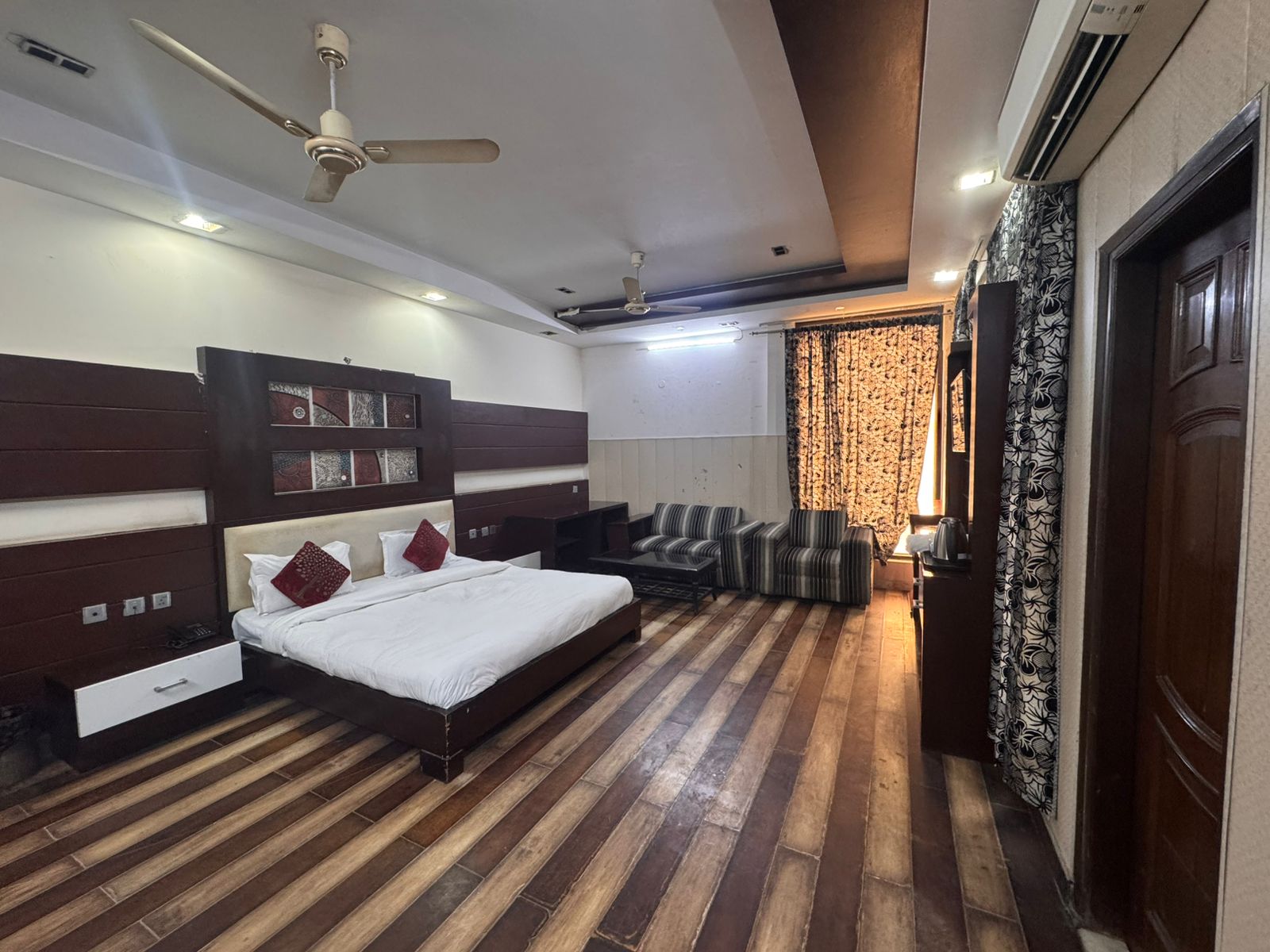 Bharat Guest House @ 1 Km from Anand Vihar Station 𝗕𝗢𝗢𝗞 Ghaziabad Hotel