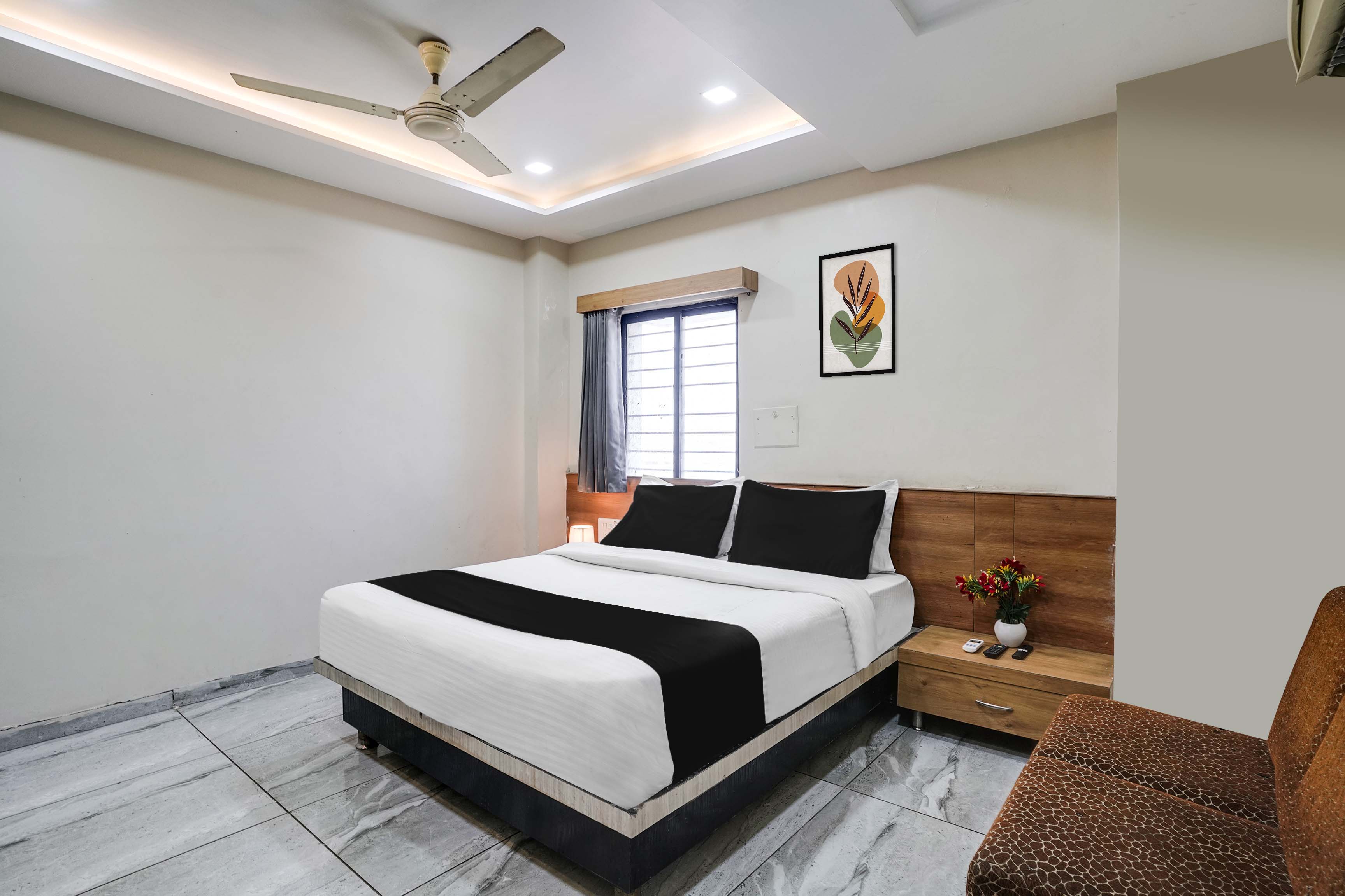Hotel O New Balaji 𝗕𝗢𝗢𝗞 Kapadvanj Hotel