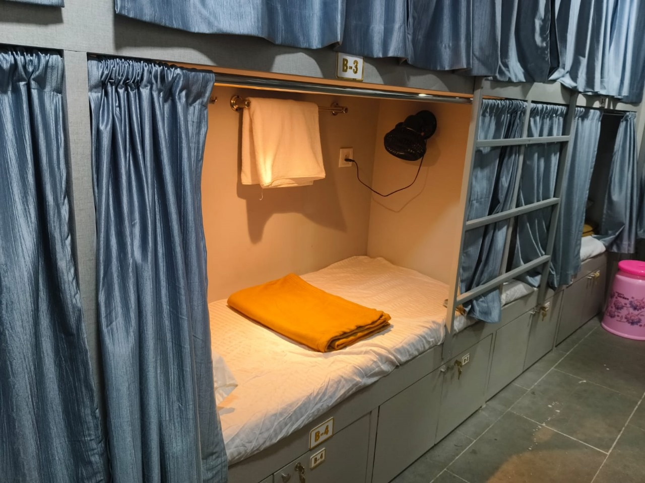 Rest Inn Hostel AC Dormitory 𝗕𝗢𝗢𝗞 Mumbai Hostel