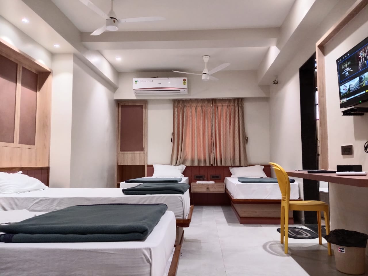 Hotel Dhanashri 𝗕𝗢𝗢𝗞 Solapur Hotel