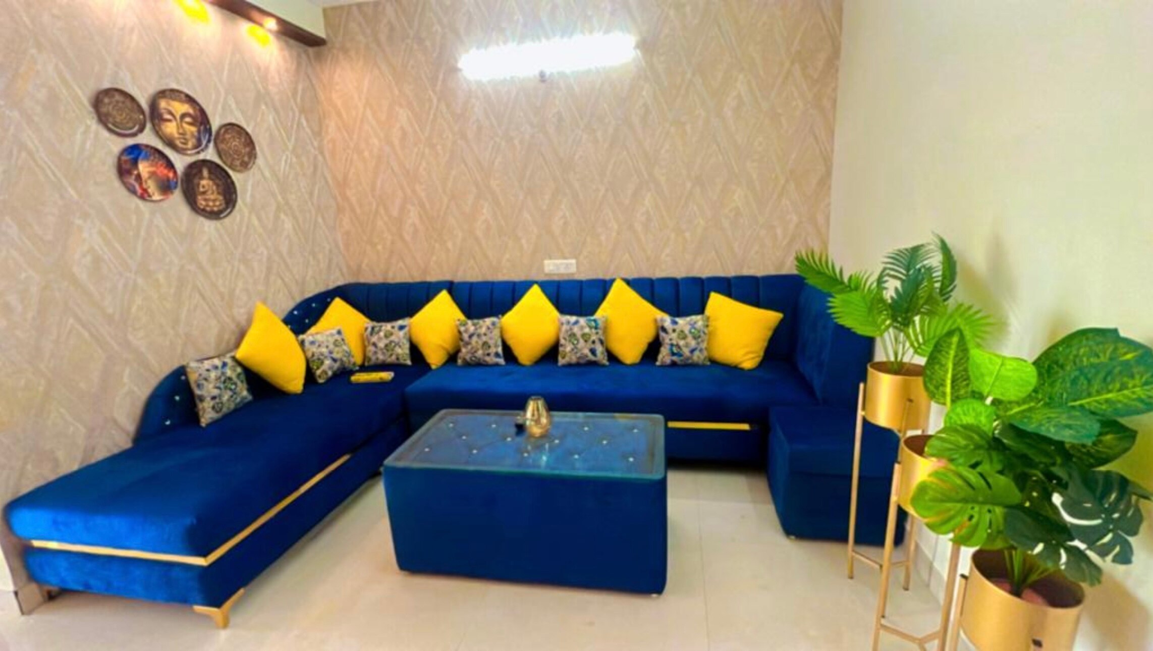 Makes ur stay comfortable 𝗕𝗢𝗢𝗞 Bhopal Apartment