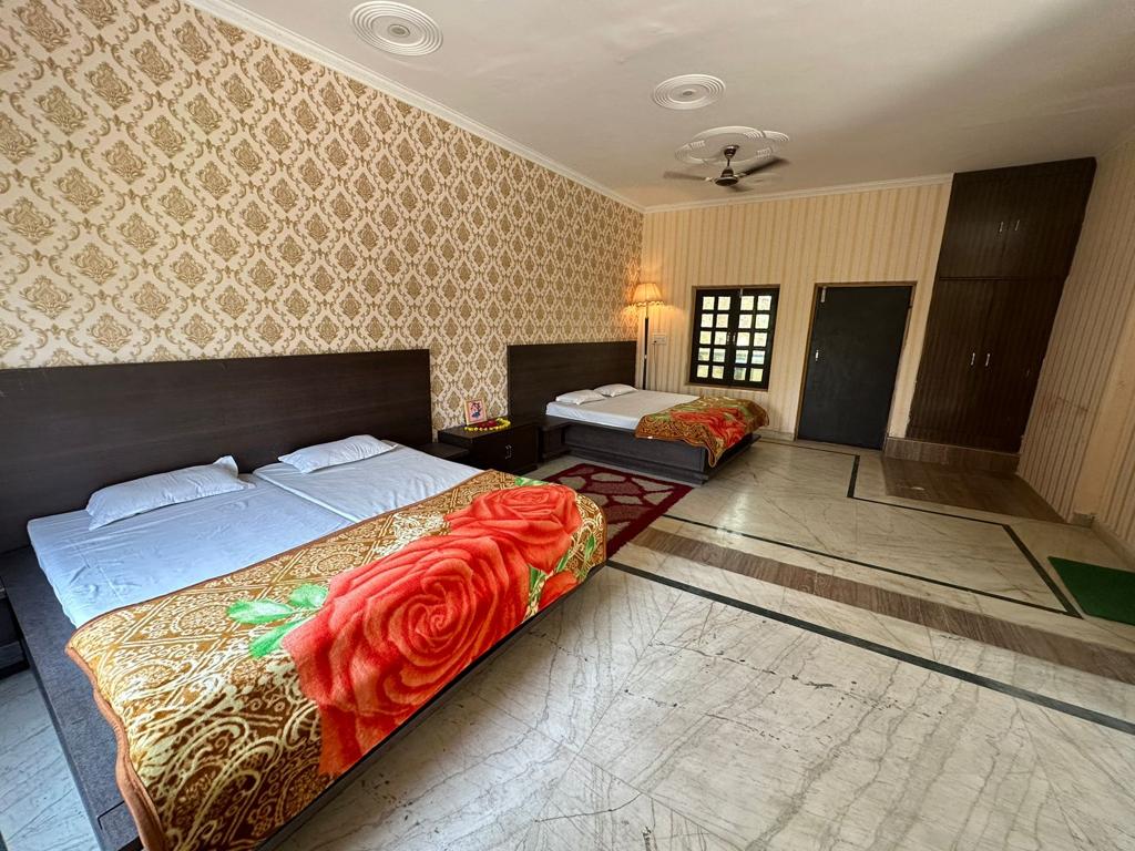 Divine Palace of Lord Krishna | Vrindavan 𝗕𝗢𝗢𝗞 Vrindavan Homestay