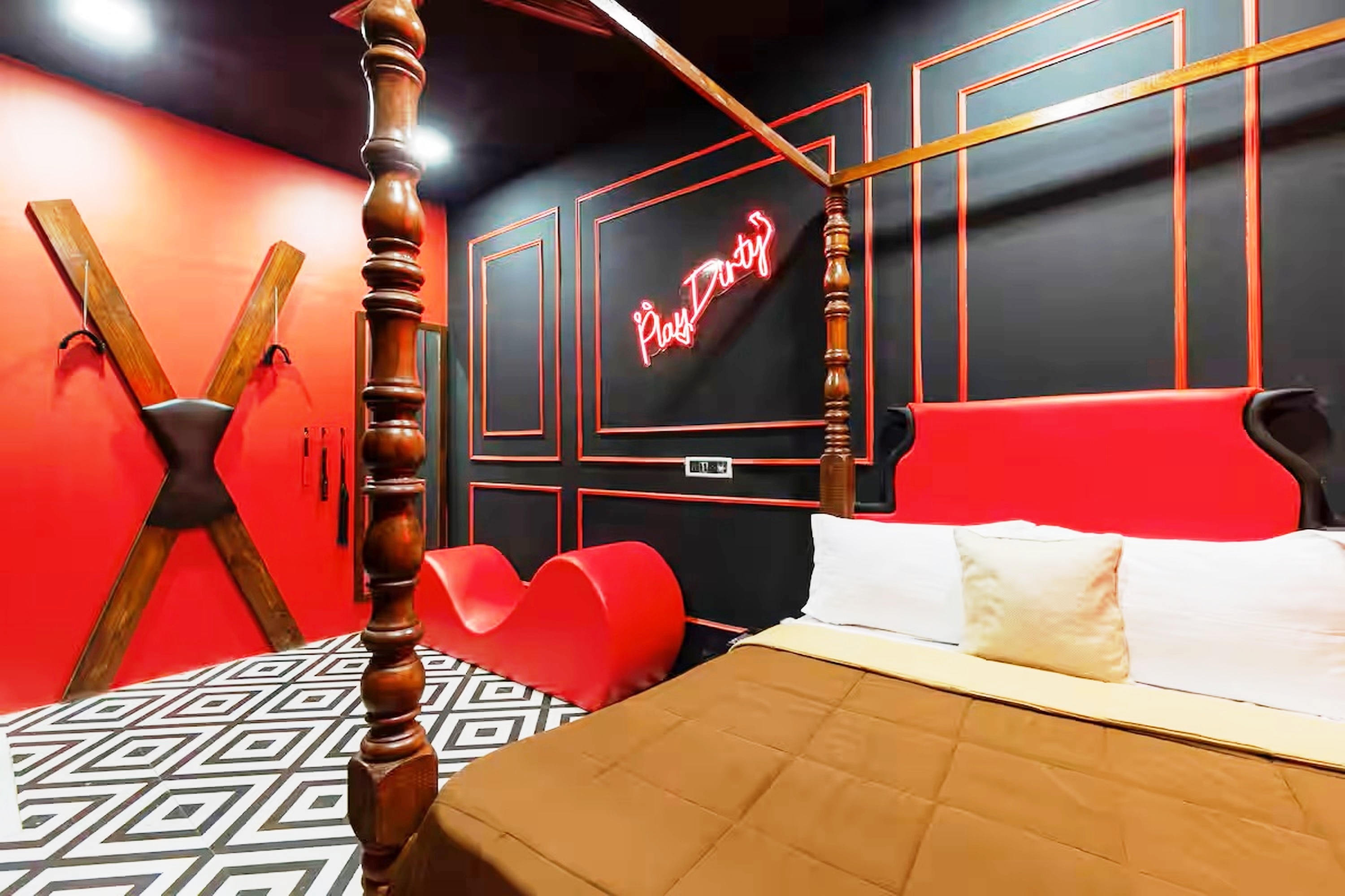 Mumbai First RED ROOM 𝗕𝗢𝗢𝗞 Mumbai Apartment