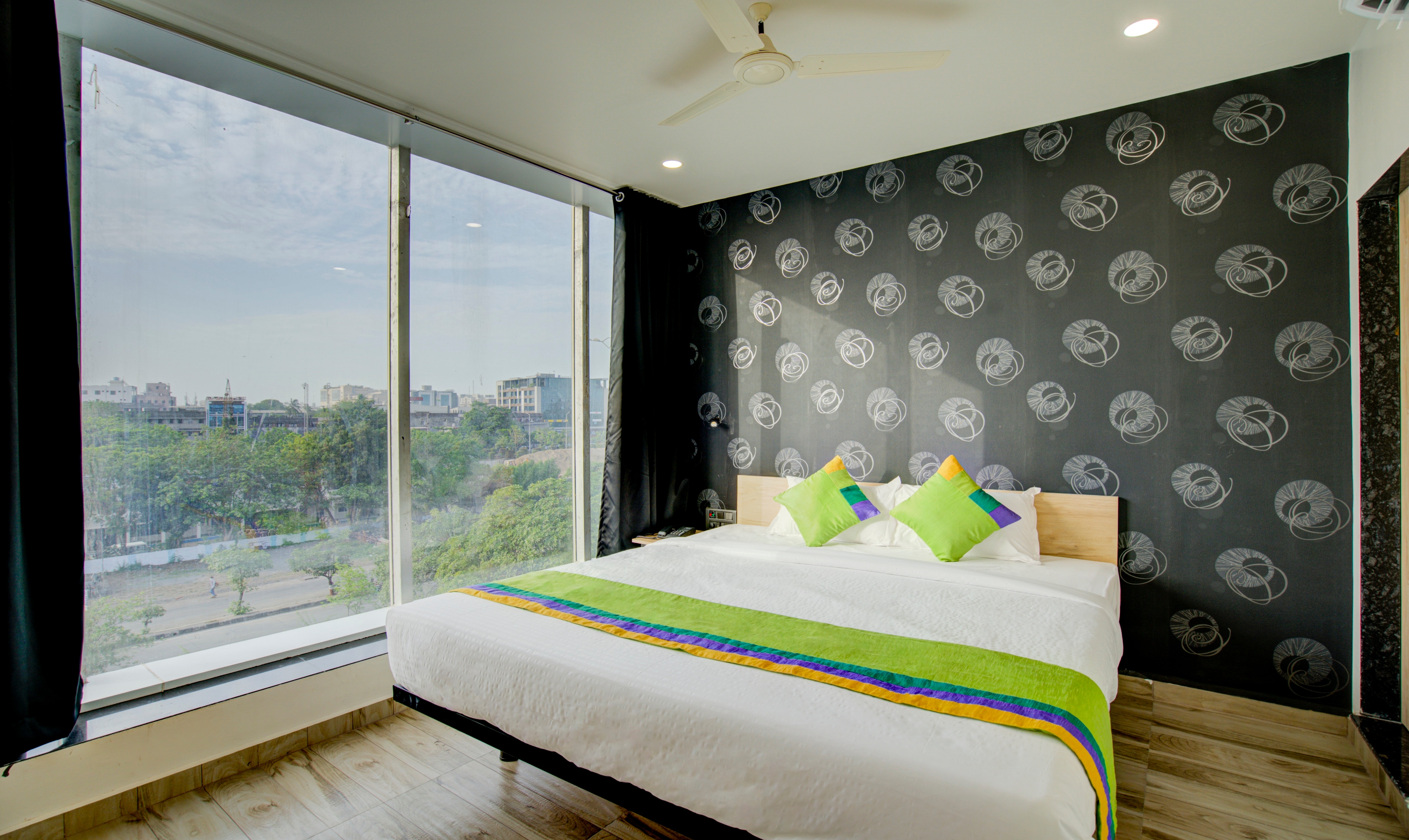 Treebo Grand Lotus - 3 km from Textile Market 𝗕𝗢𝗢𝗞 Surat Hotel