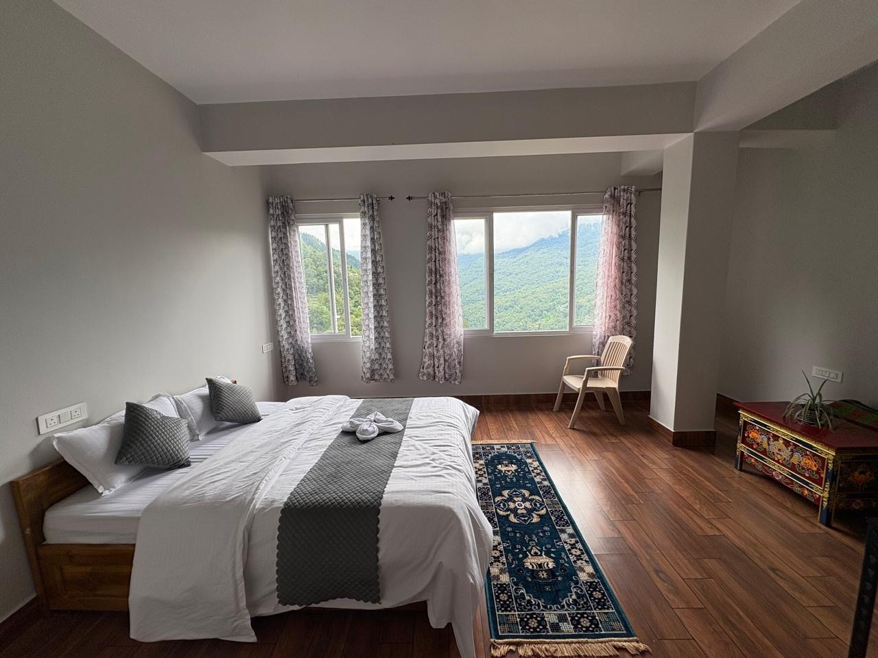 The Highlanders Inn | 1.8 Km from MG Marg 𝗕𝗢𝗢𝗞 Gangtok Homestay