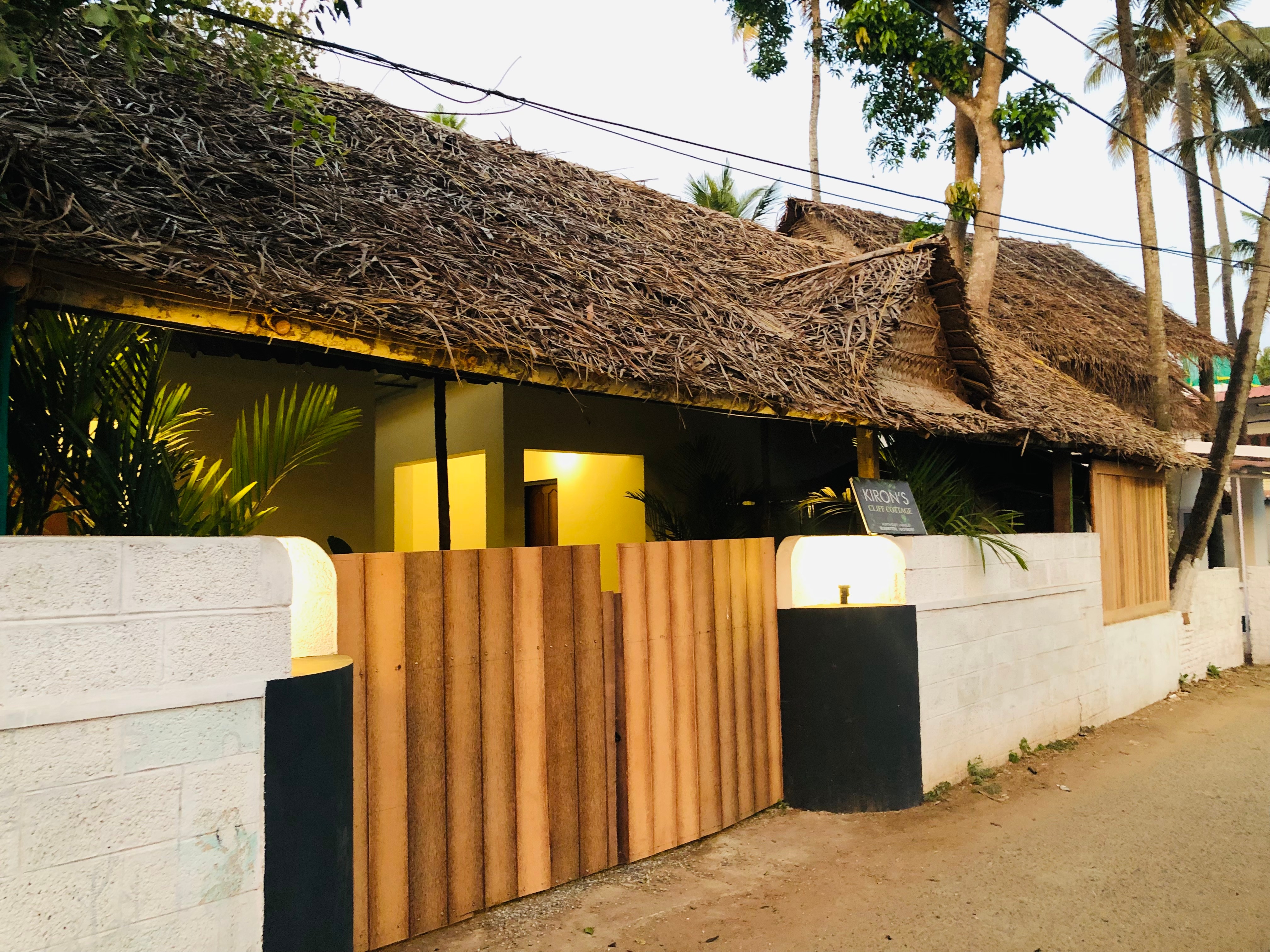 Kiran's Cliff Cottage | 2min walk to Varkala Beach 𝗕𝗢𝗢𝗞 Varkala Cottage