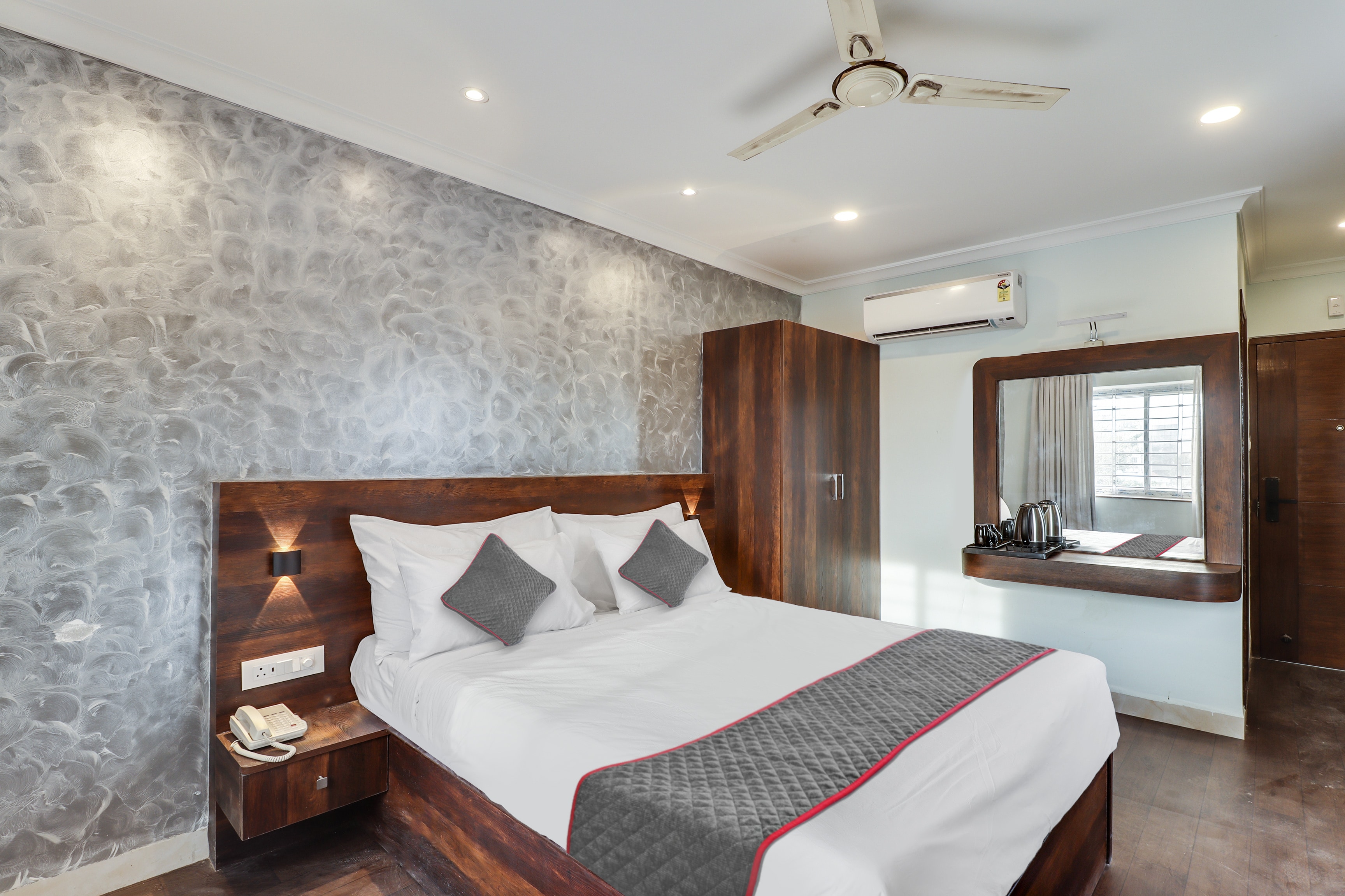 Collection O Manu 𝗕𝗢𝗢𝗞 Bangalore Hotel