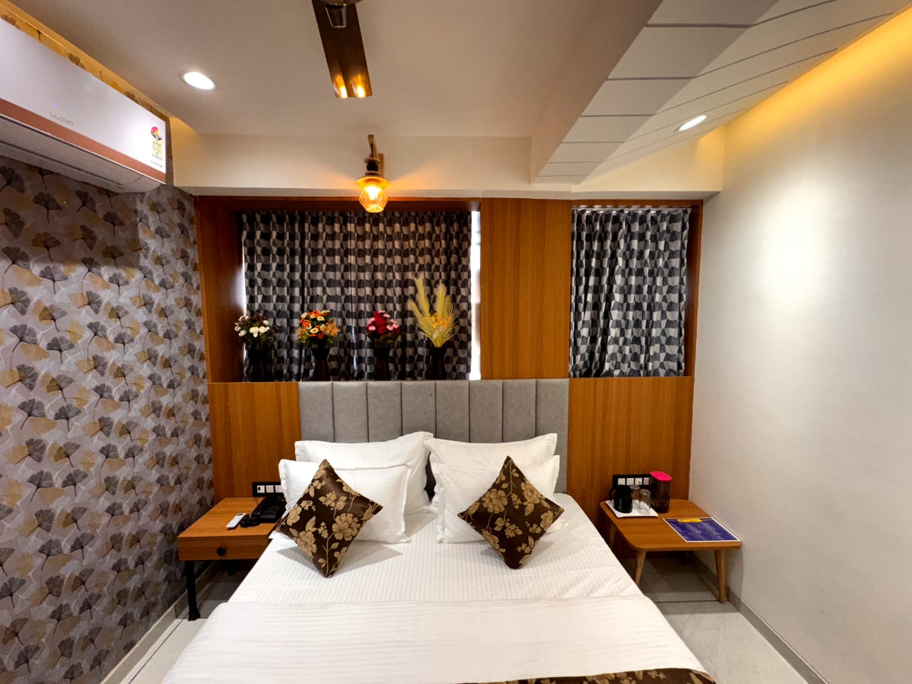 Hotel Apollo inn 𝗕𝗢𝗢𝗞 Gandhinagar Hotel