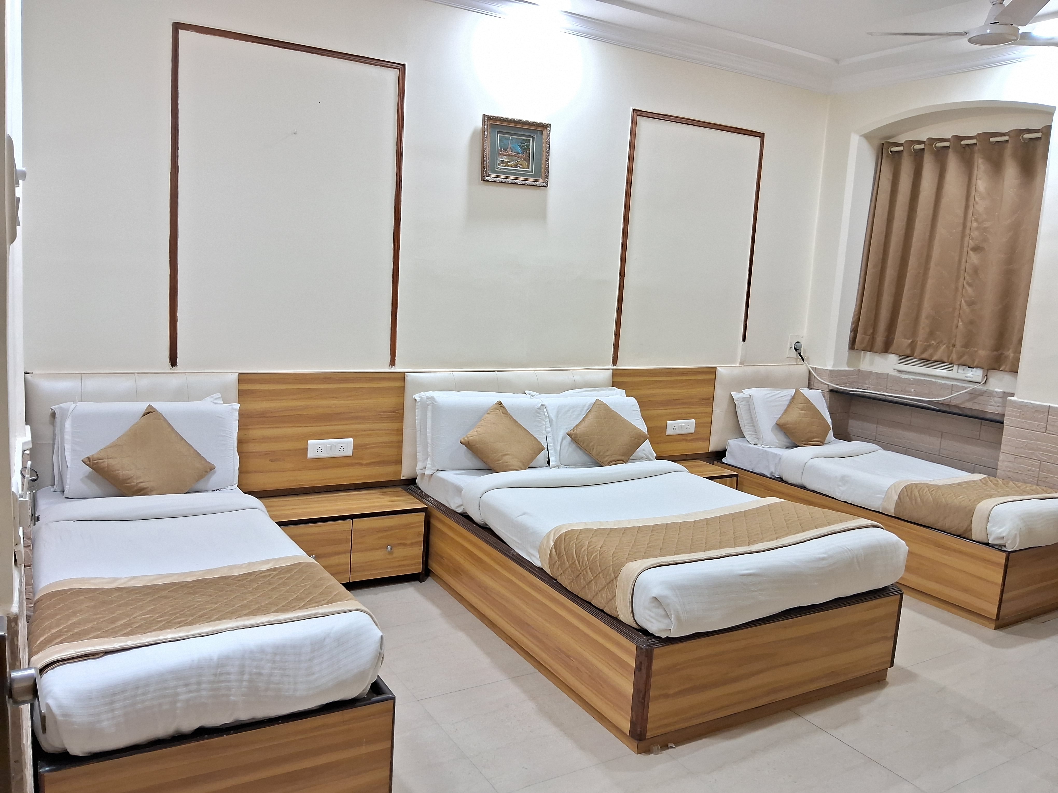 Hotel Swapna International 𝗕𝗢𝗢𝗞 Mumbai Hotel