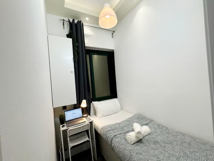 Explorer Partition Room with window Near Metro 𝗕𝗢𝗢𝗞 Dubai Hostel 𝘄𝗶𝘁𝗵 ...