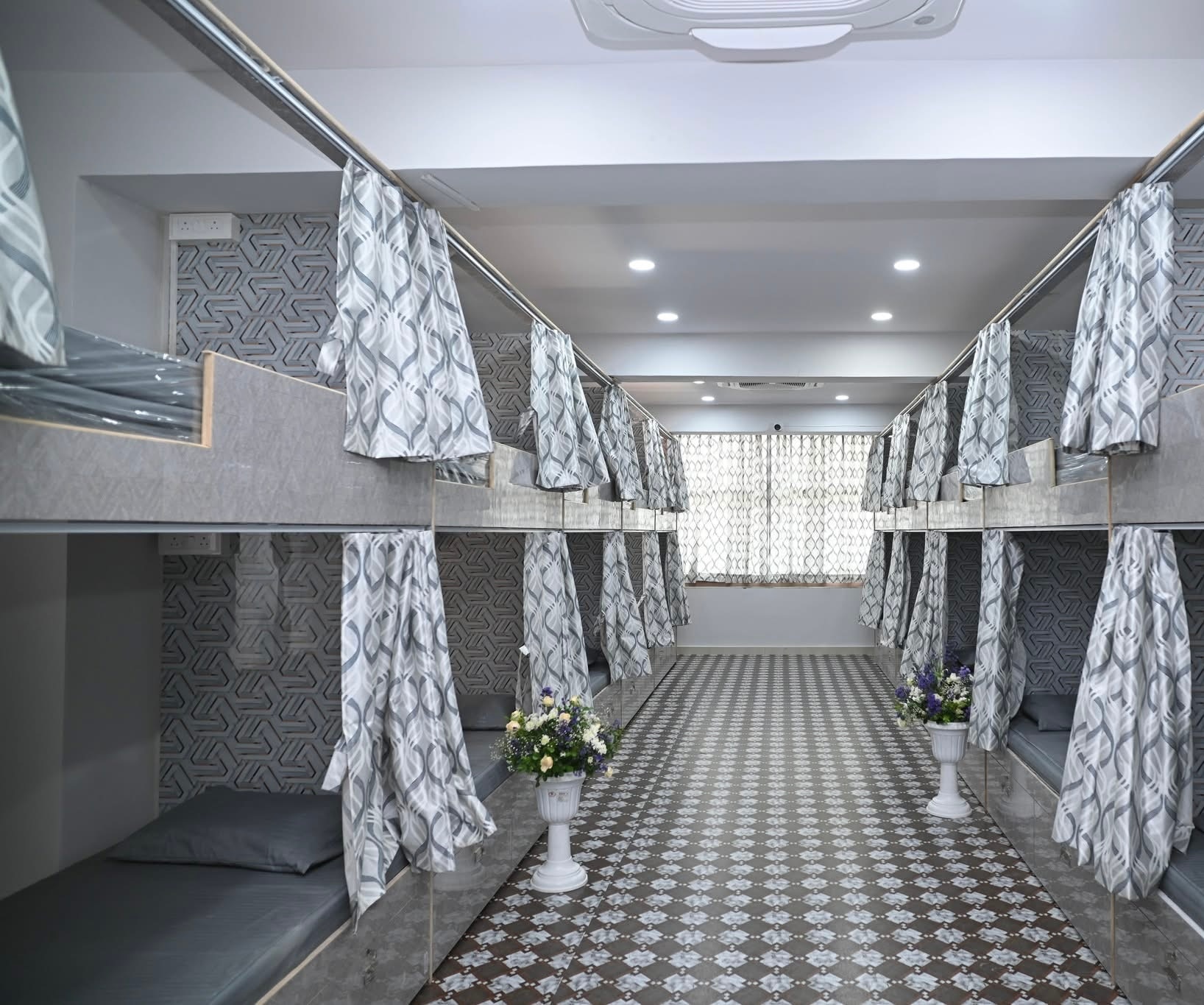 SKYLINE BACKPACKERS 𝗕𝗢𝗢𝗞 Hyderabad Hostel