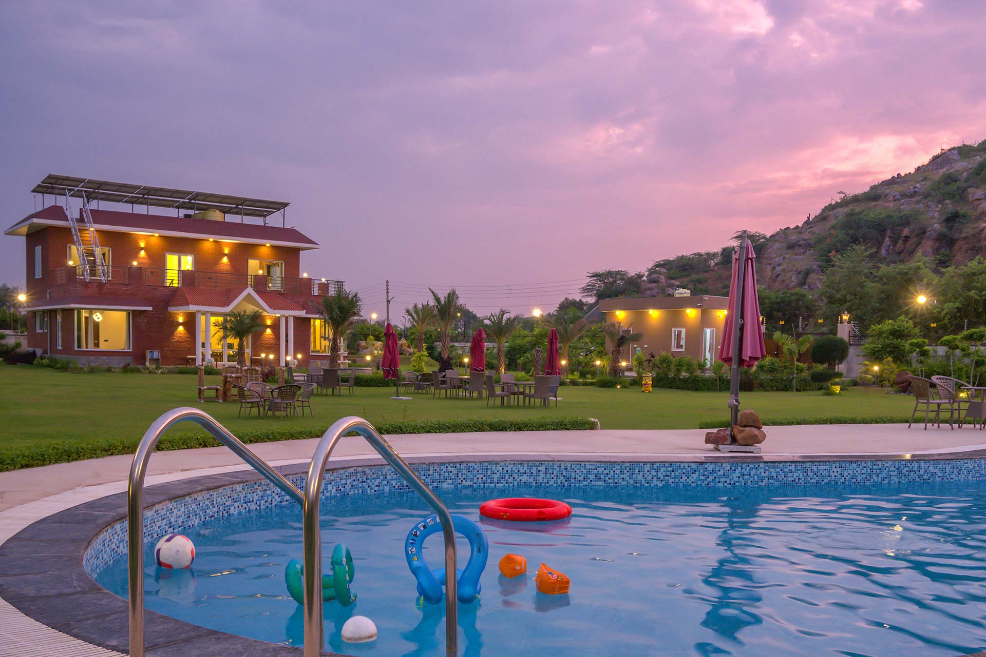 StayVista at Hillside Paradise w/ Outdoor Pool 𝗕𝗢𝗢𝗞 Gurgaon Farm House