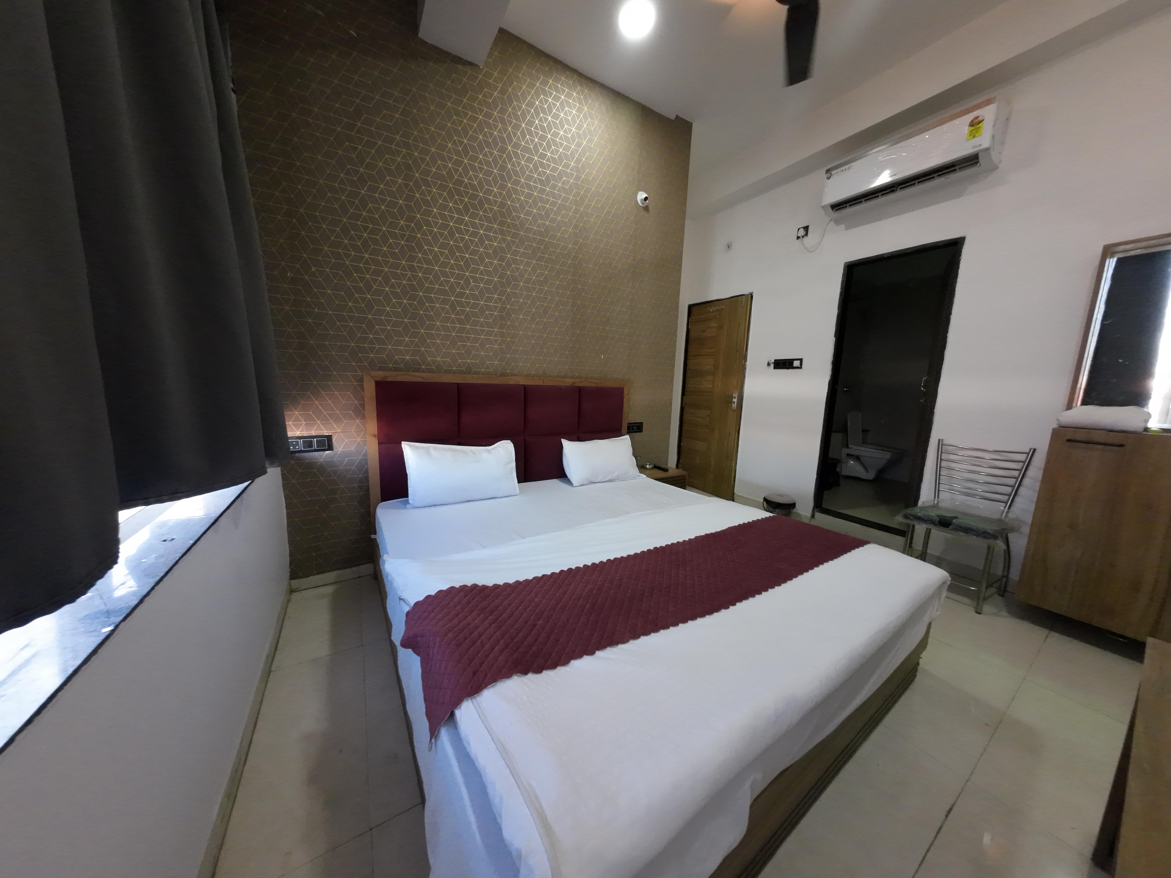 Hotel Dev Shree Palace ( Mahamrityunjay Dwar ) 𝗕𝗢𝗢𝗞 Ujjain Hotel