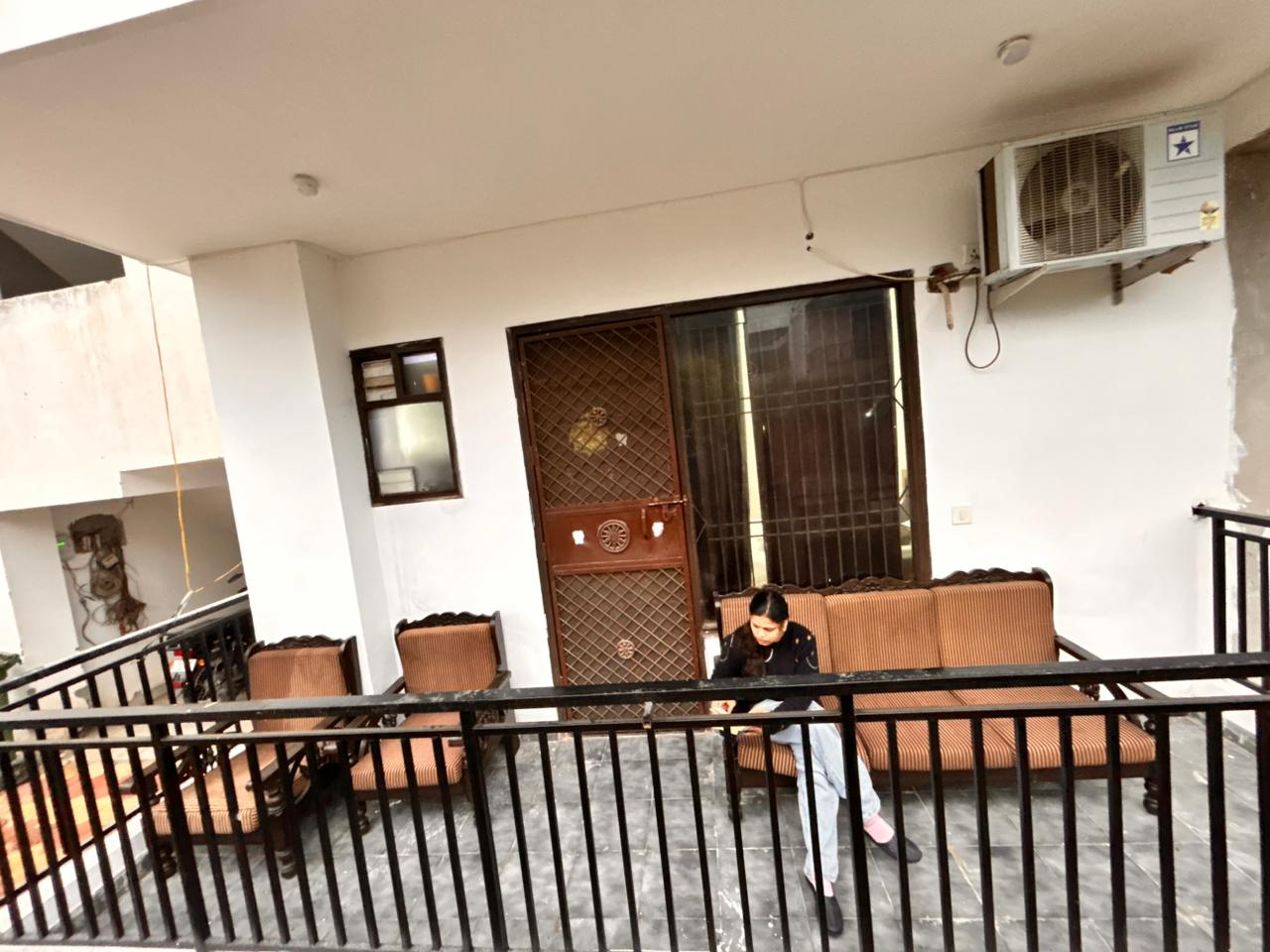 Varaya 1RK by TACHI Stays 𝗕𝗢𝗢𝗞 Vrindavan Apartment