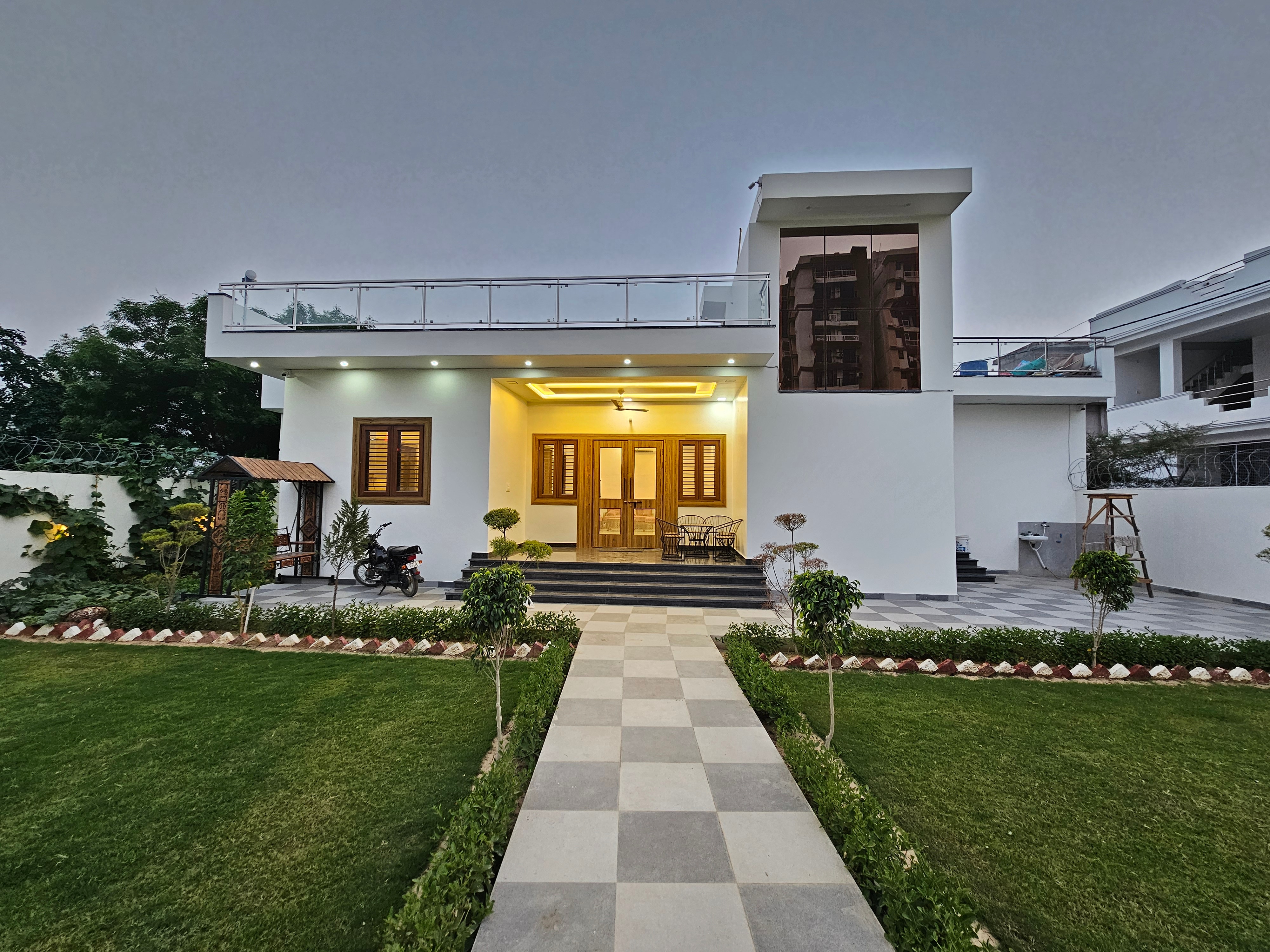 Madhav villa and farmhouse 𝗕𝗢𝗢𝗞 Agra Villa