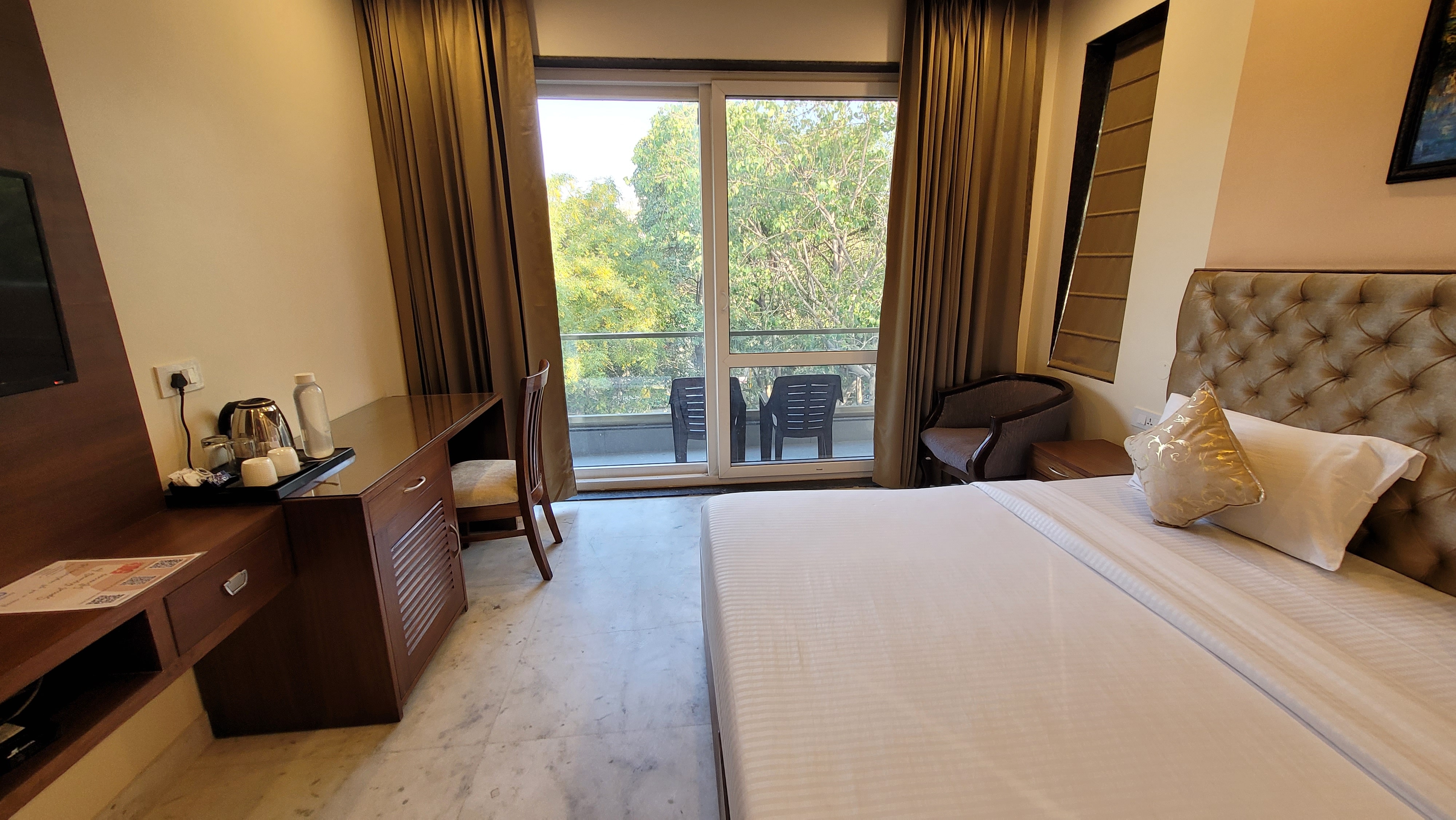 JMD Residency 𝗕𝗢𝗢𝗞 Delhi Hotel