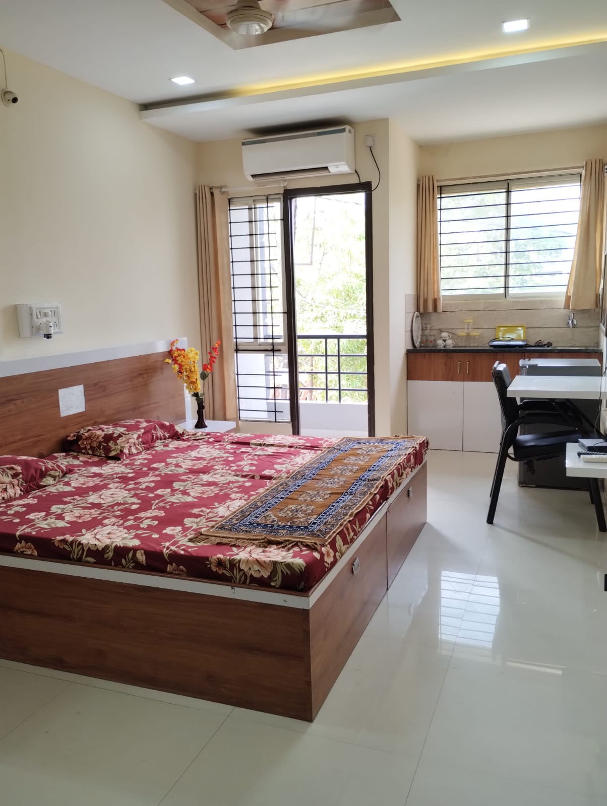 Spacious Independent Studio Flat with a Balcony 𝗕𝗢𝗢𝗞 Indore Apartment