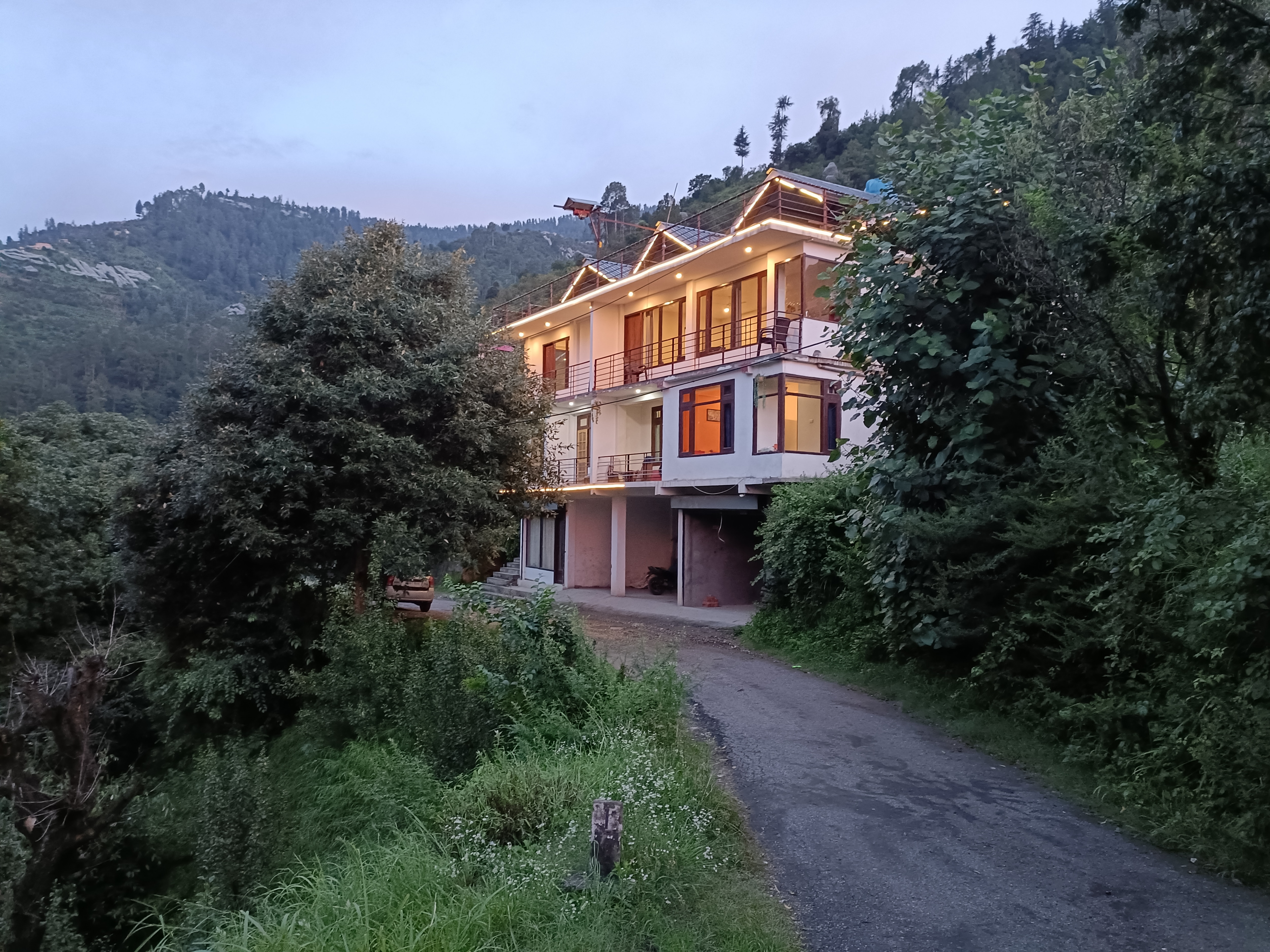Oak Tree Homestay | Rooms & Kitchen 𝗕𝗢𝗢𝗞 Narkanda Homestay