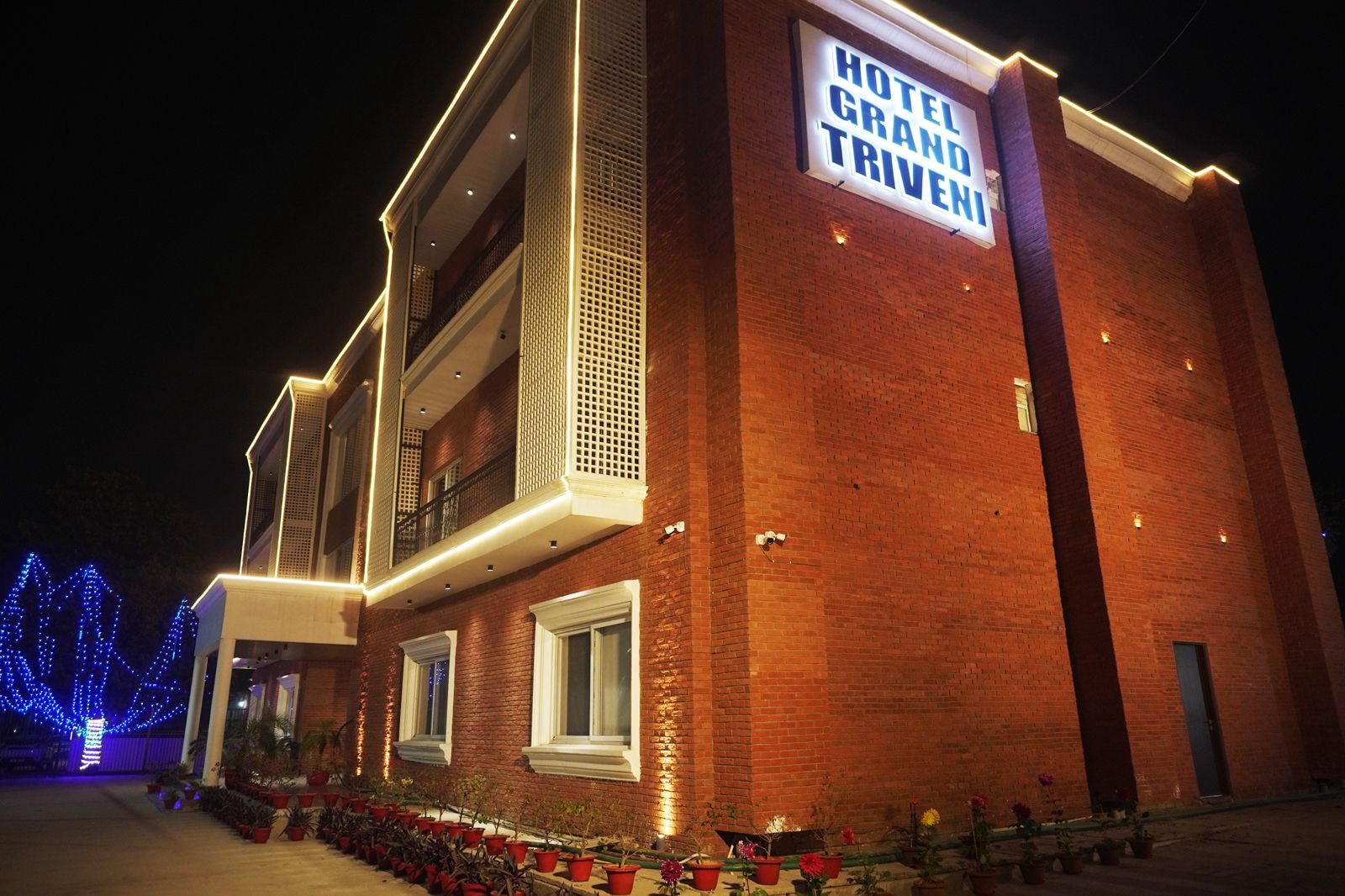 Hotel Grand Triveni 𝗕𝗢𝗢𝗞 Prayagraj Hotel