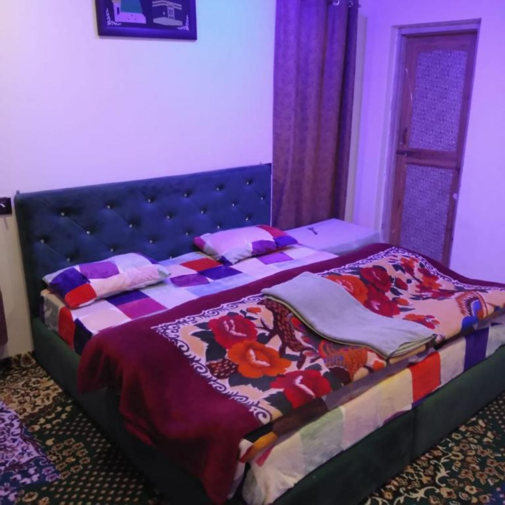Elizebath 𝗕𝗢𝗢𝗞 Gulmarg Homestay