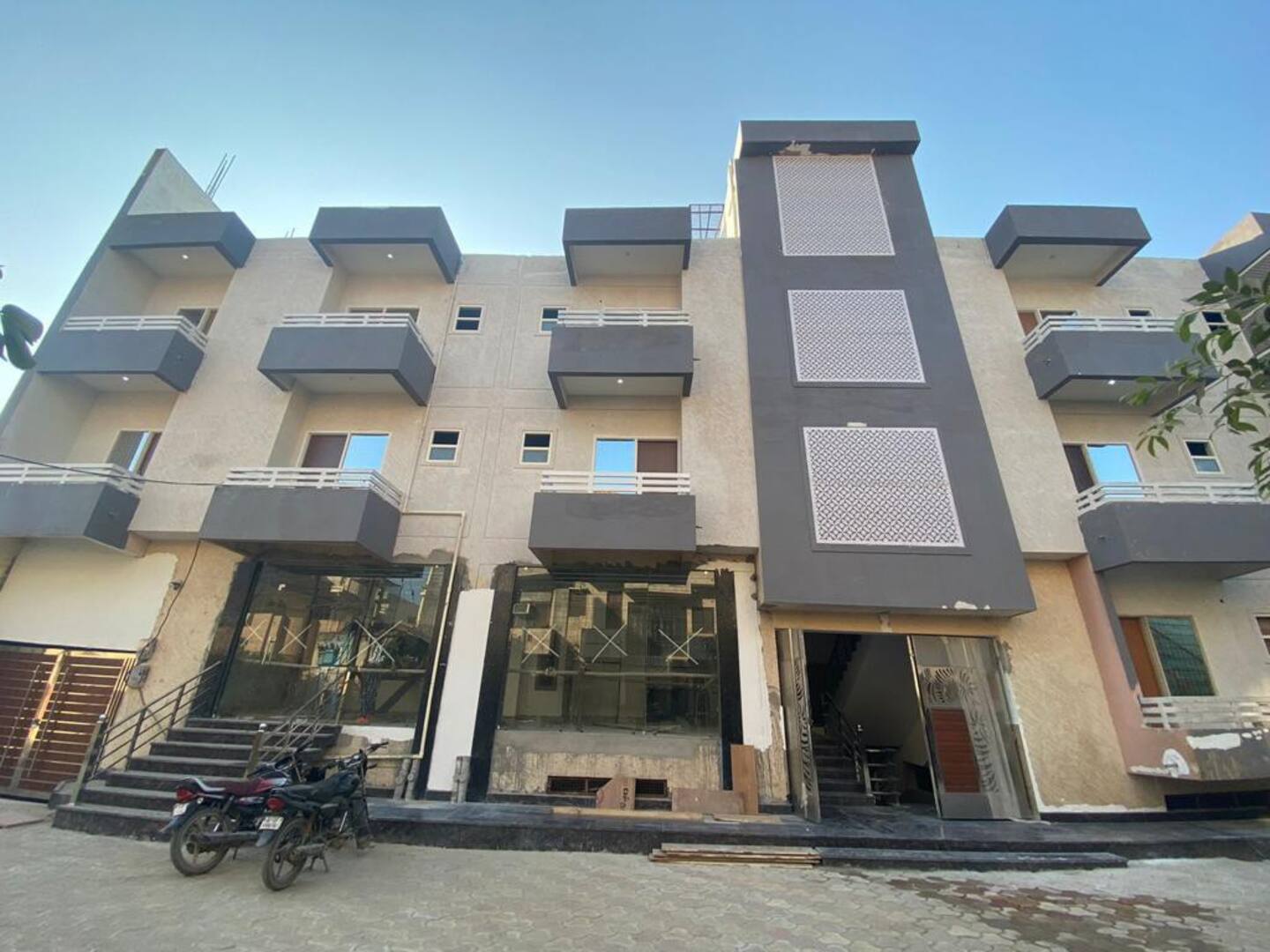 New AC Flat Near ISCKON with Kitchen and Balcony 𝗕𝗢𝗢𝗞 Vrindavan Homestay