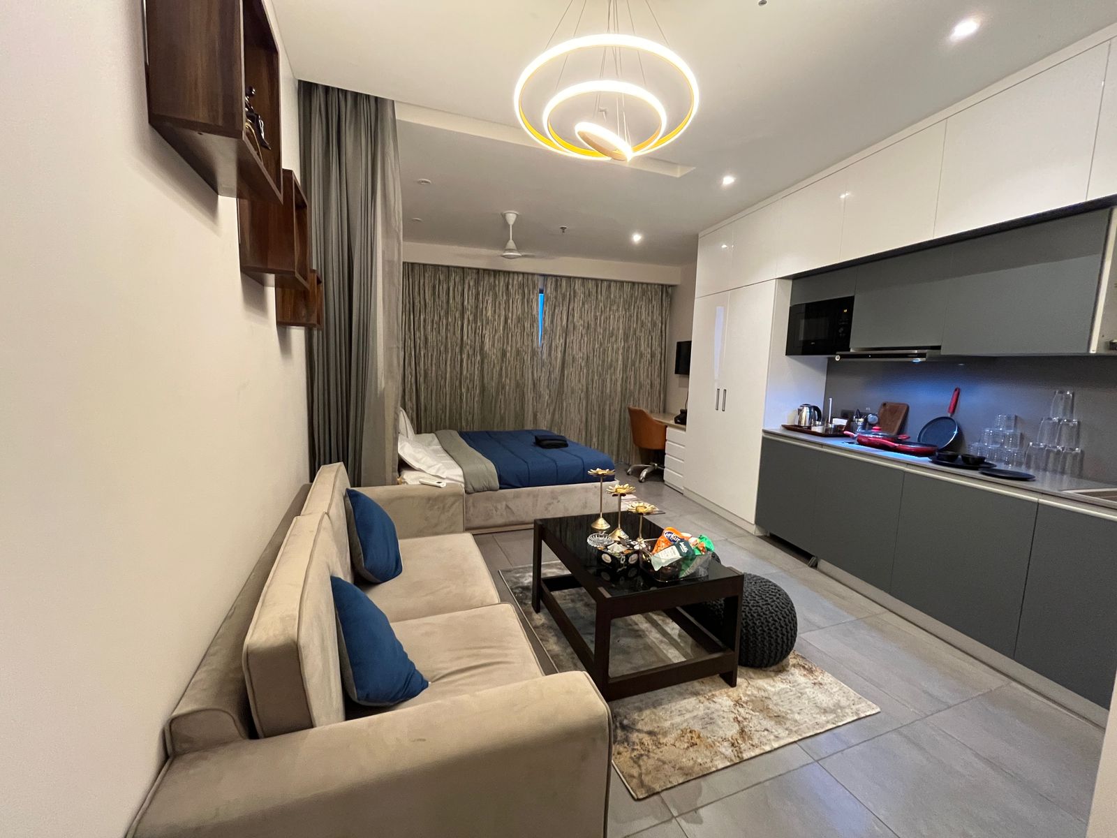 StayVista by Luxury Heights Supernova 𝗕𝗢𝗢𝗞 Noida Apartment
