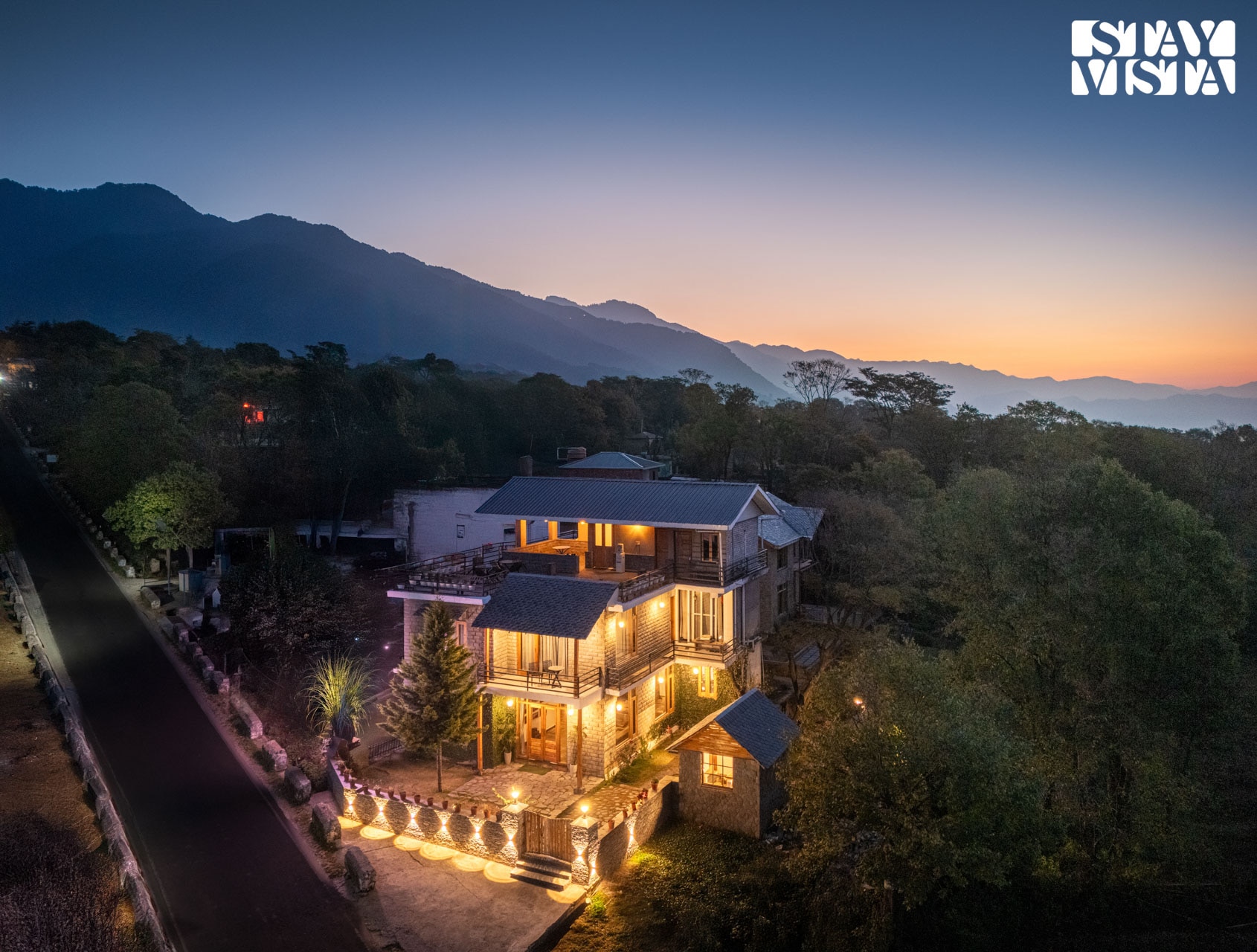 StayVista at Ilaka Stone House 𝗕𝗢𝗢𝗞 Bir Billing Villa